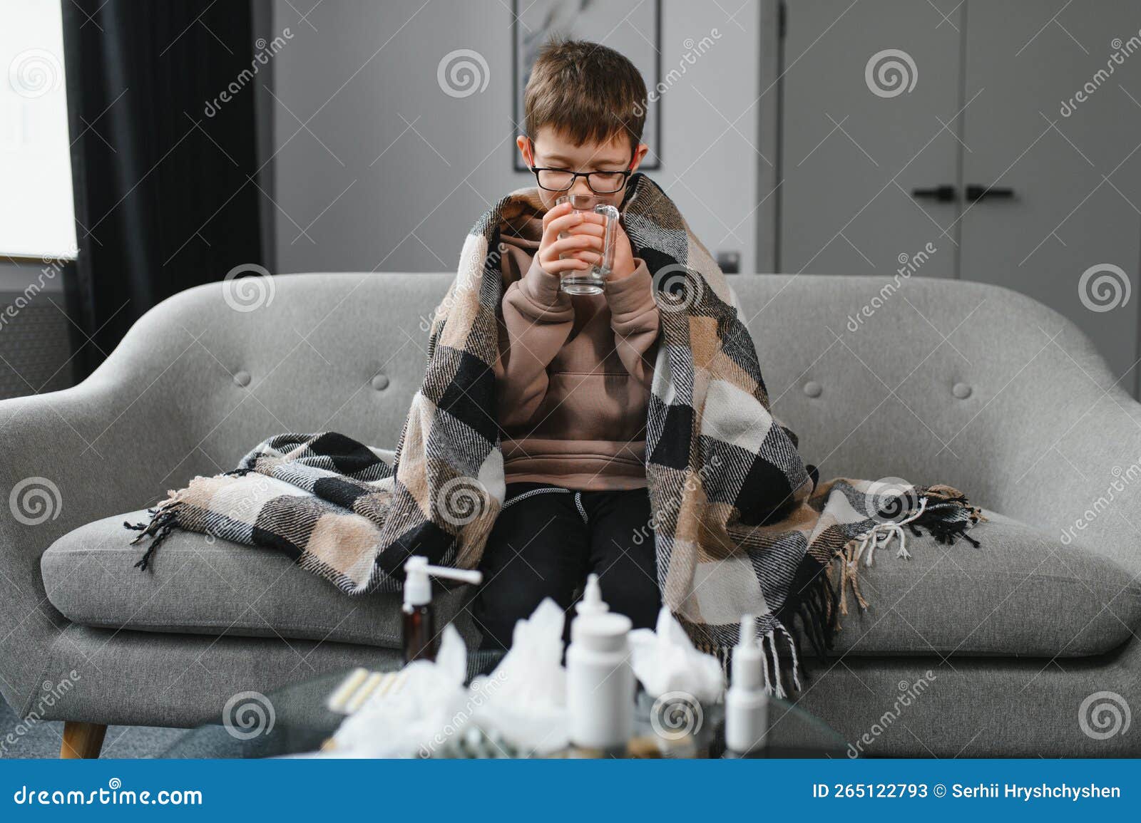Menino Triste Que Sofre De Frio Imagem de Stock - Imagem de tristeza ...