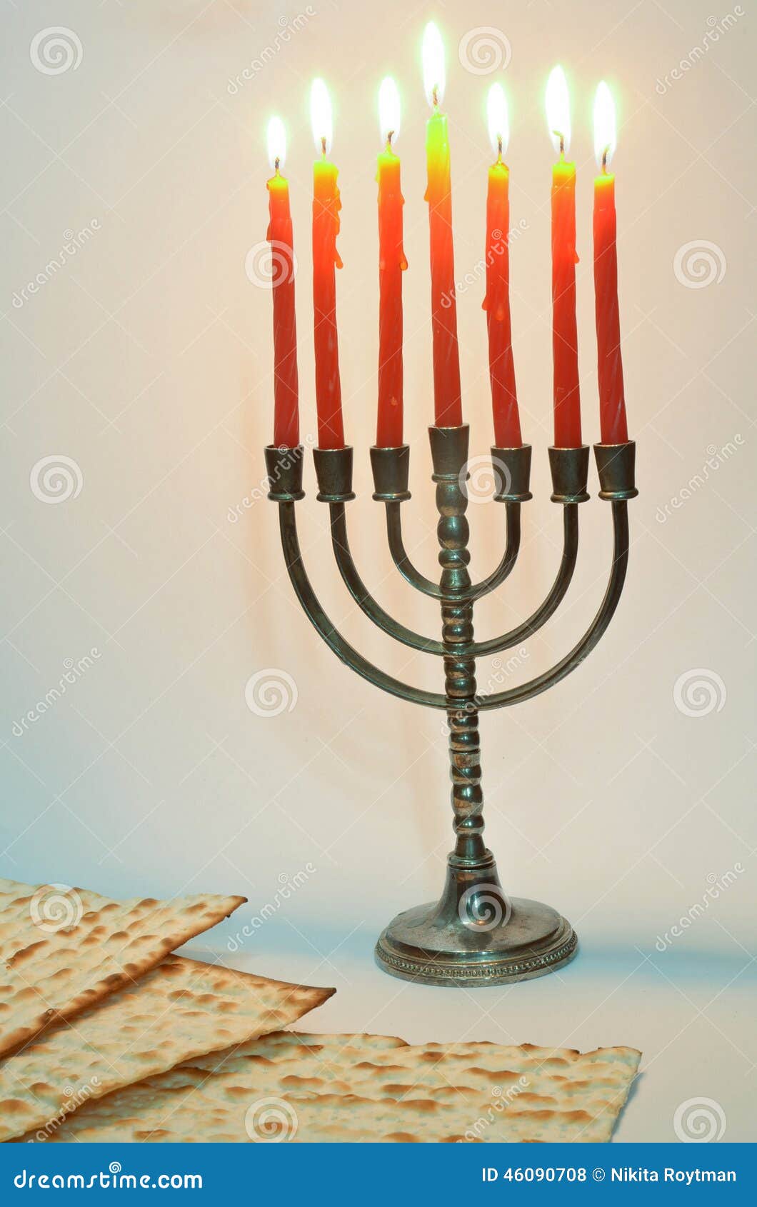 Menorah Con Las Velas Encendidas Foto de archivo - Imagen de hebreo ...