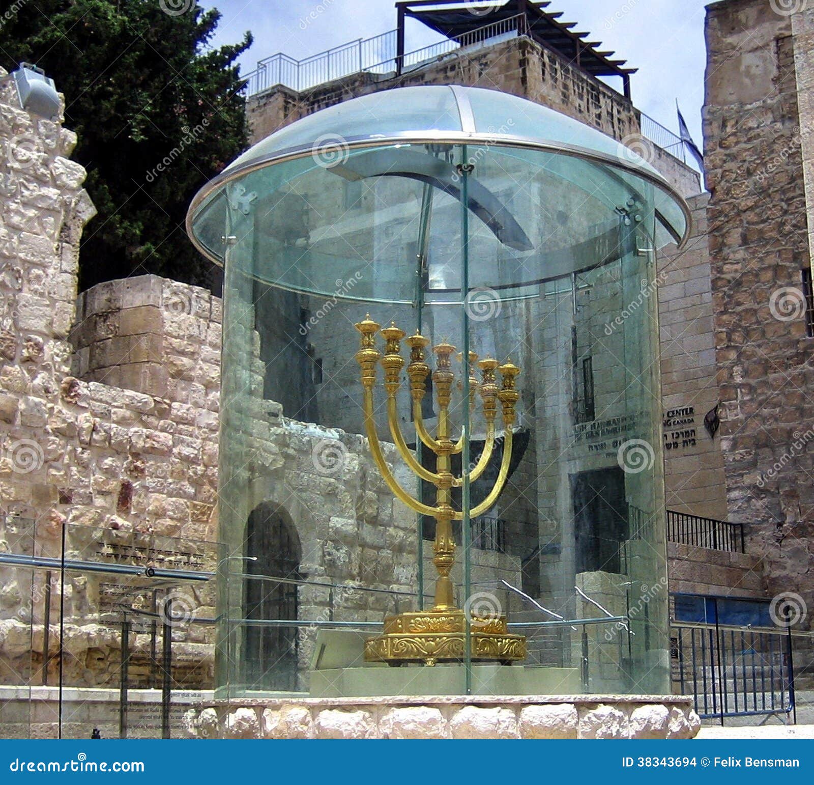 Menorah De Oro En Jerusalén, Israel Imagen de archivo editorial ...