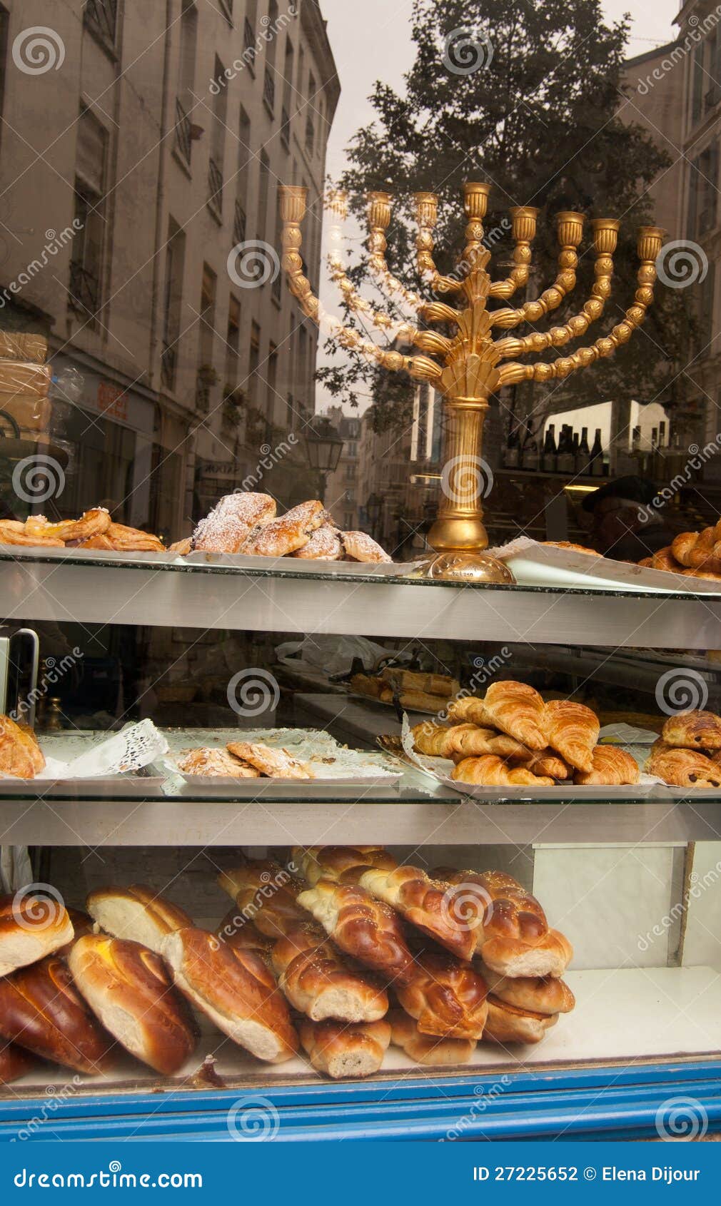 Menorah in Venster Van Kosjer Bakkerij. Parijs Redactionele Fotografie ...