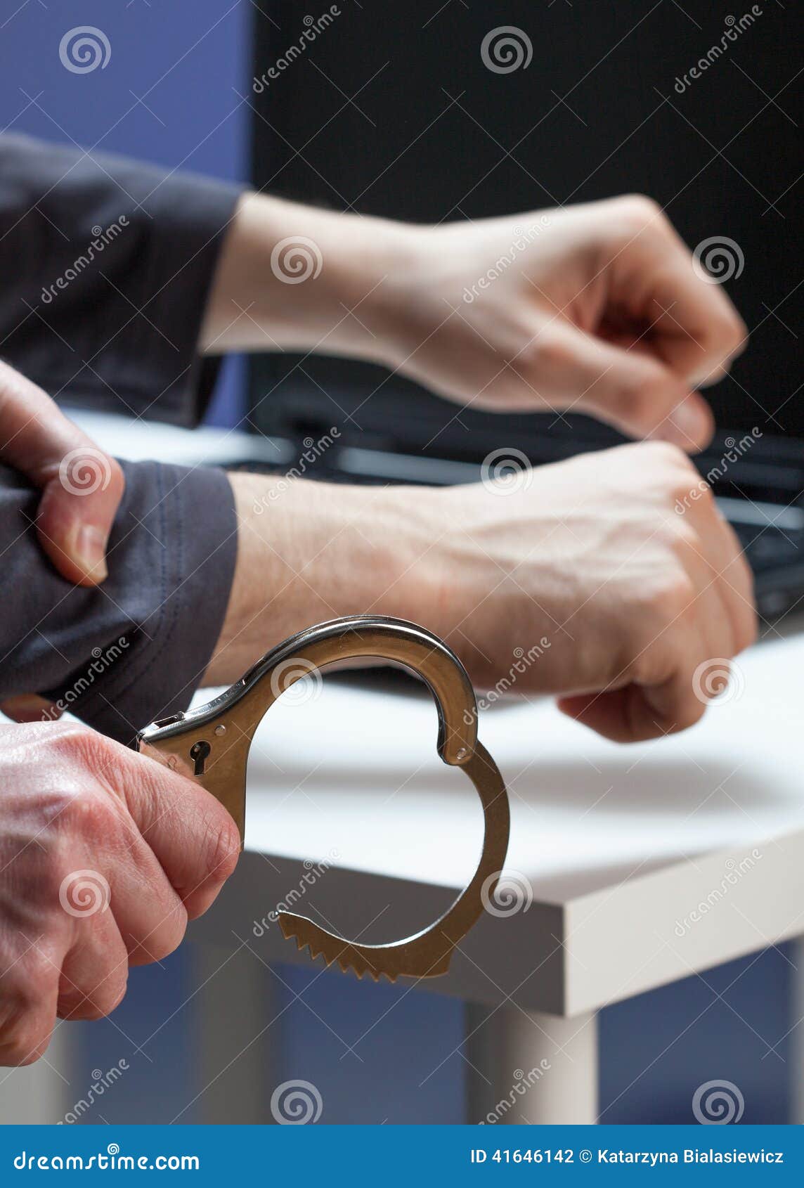 Menotter Un Pirate Informatique Photo stock - Image du menottez, intrus ...