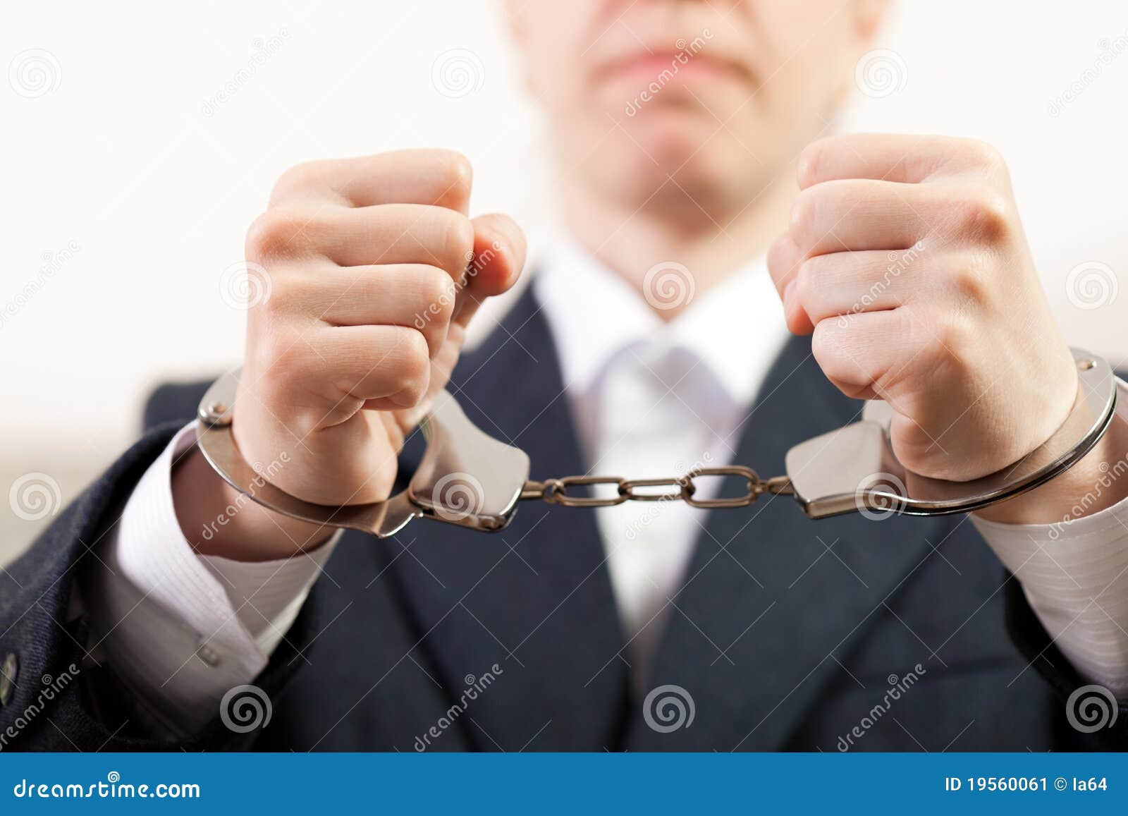 Menottes sur des mains image stock. Image du réseau, main - 19560061