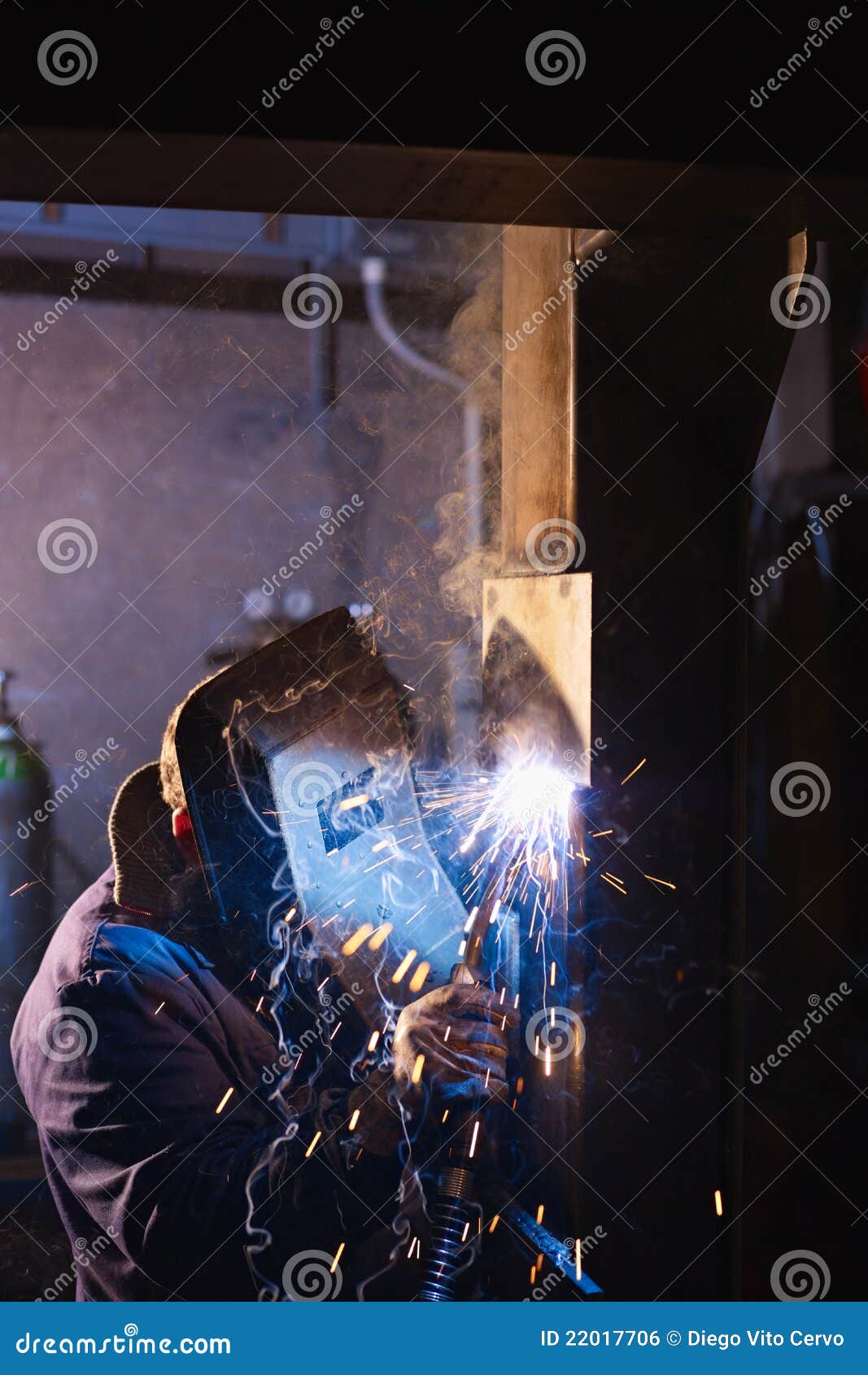 Mens Aan Het Werk Als Lasser in Zware Industrie Stock Foto - Image of ...