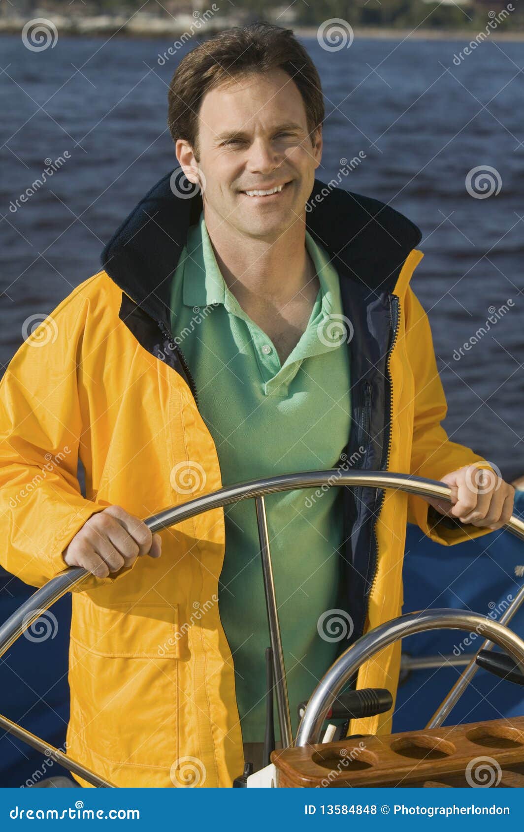 Mens bij roer van zeilboot stock foto. Image of persoon - 13584848