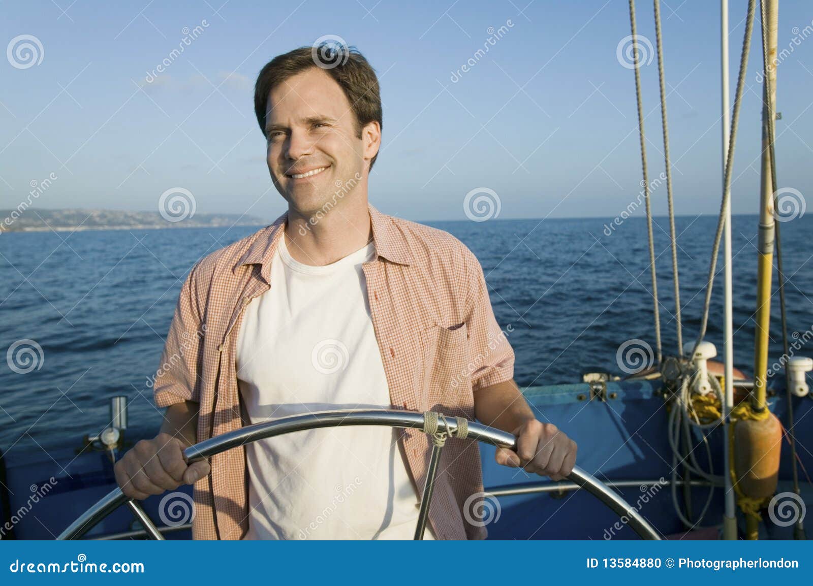 Mens bij roer van zeilboot stock foto. Image of leiding - 13584880