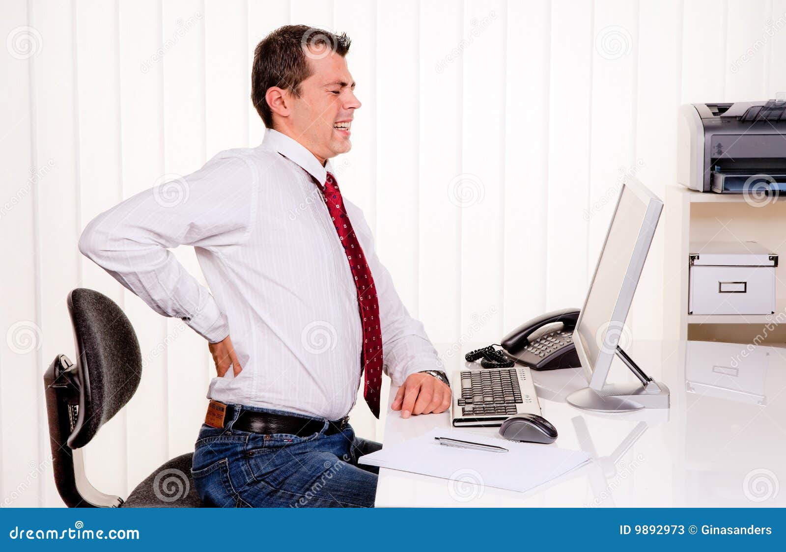 Mens in Bureau Met Computer En Rugpijn Stock Afbeelding - Image of ...