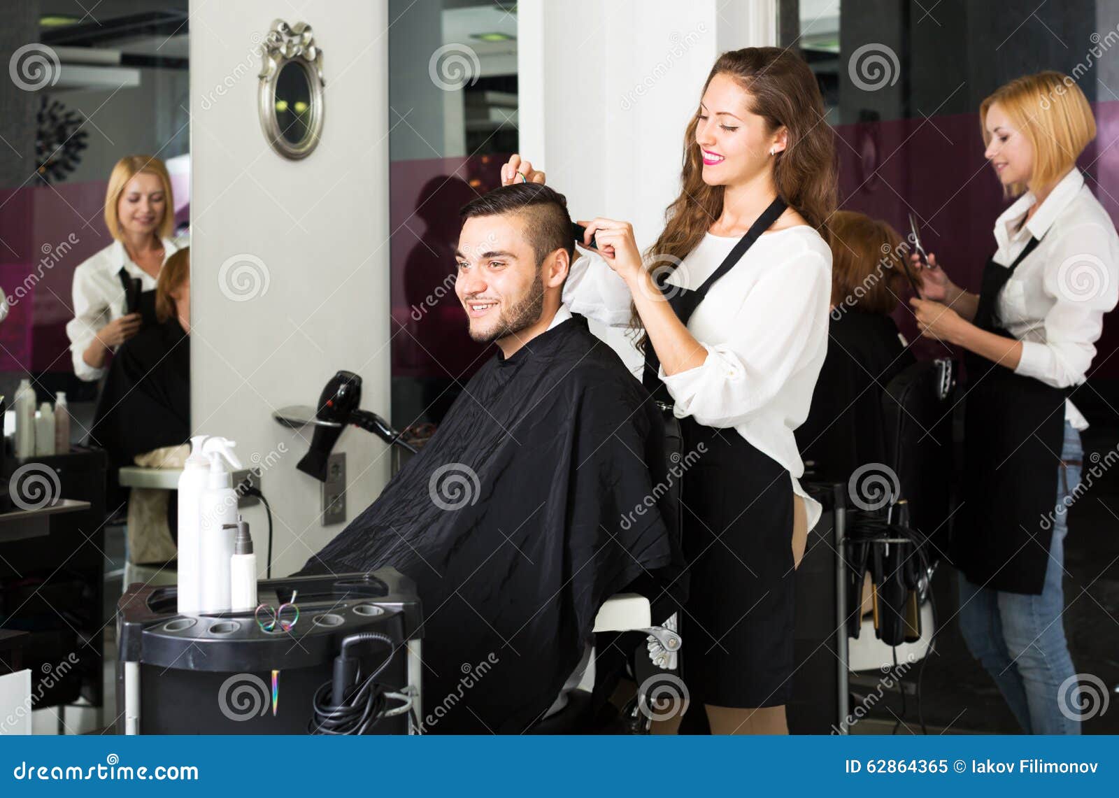 Mens in de herenkapper stock afbeelding. Image of kapsel - 62864365