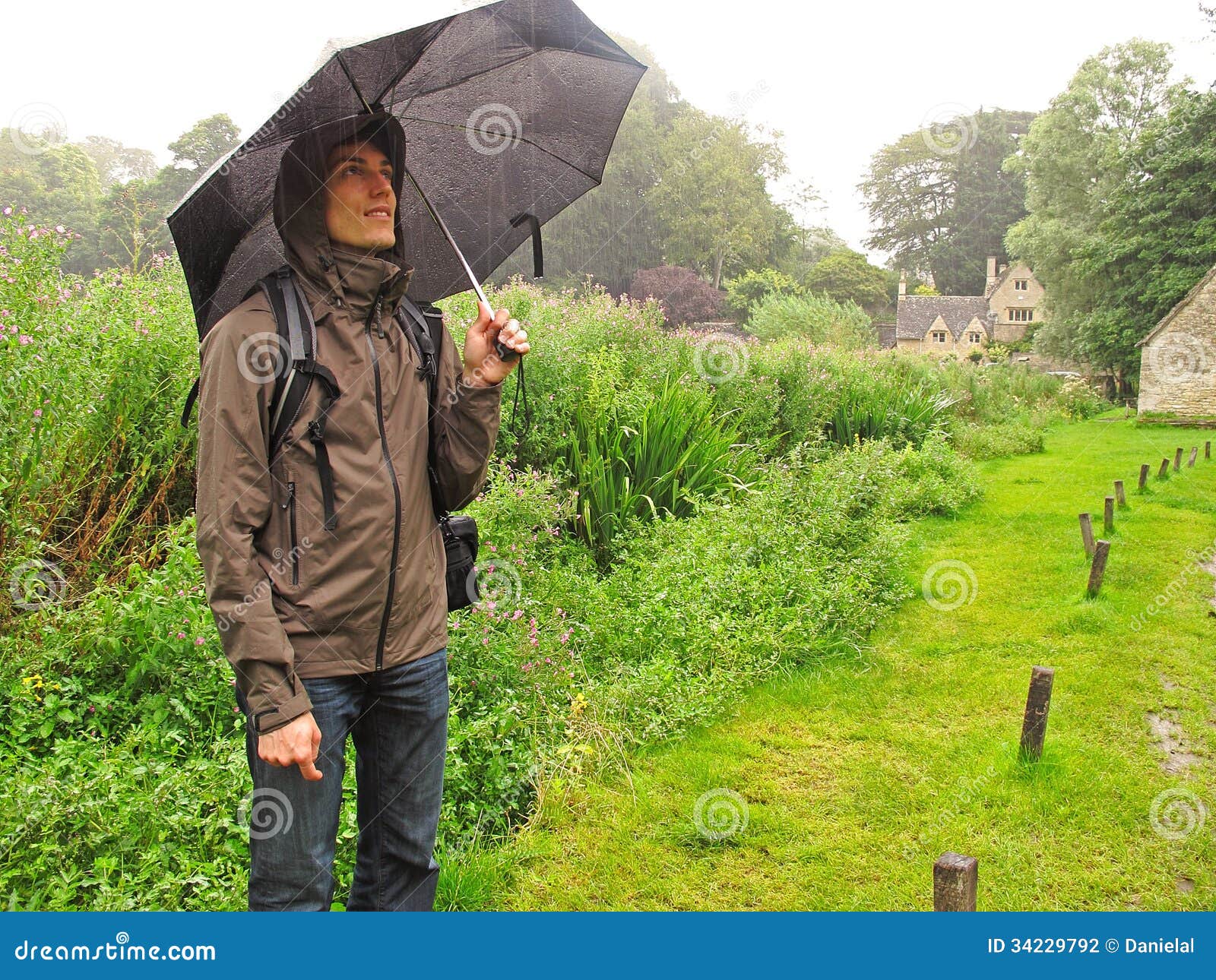 Mens in De Regen Met Paraplu Stock Foto - Image of buiten, platteland ... Mens in De Regen Met Paraplu Stock Foto - Image of buiten, platteland ...
