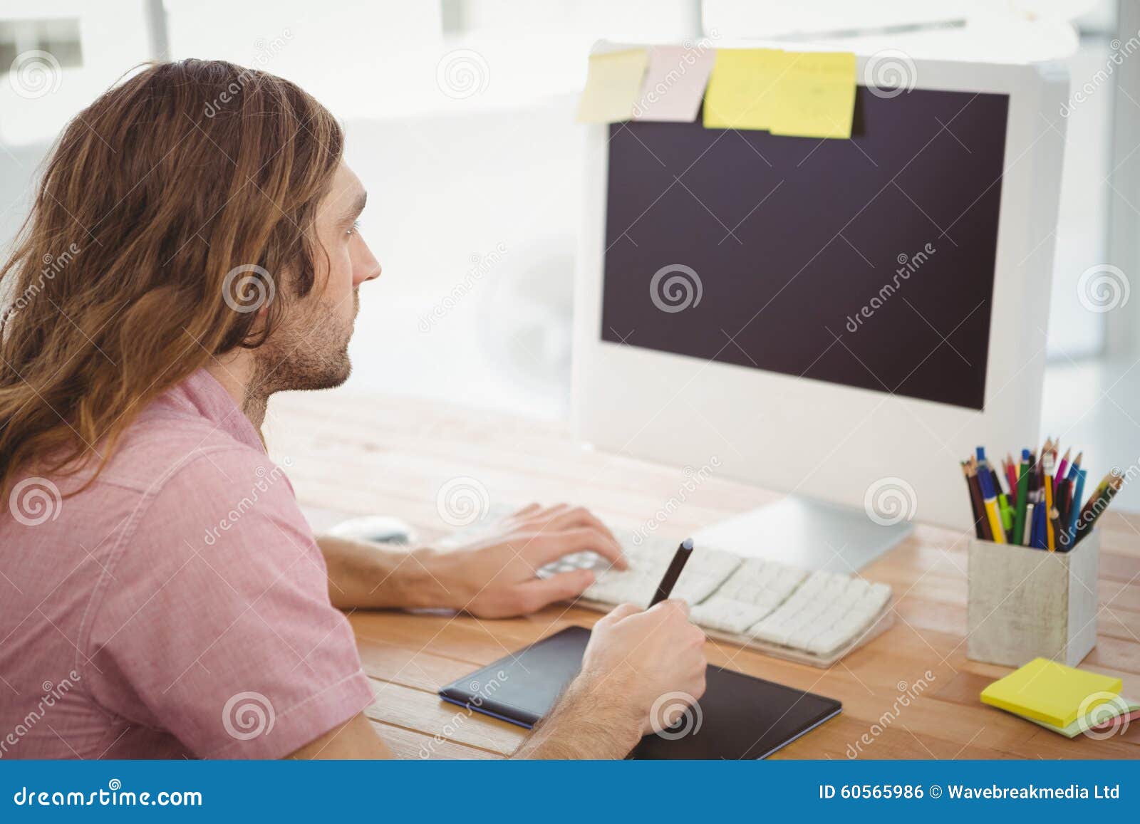 Mens Die Aan Computer Met Grafiektablet Werken Stock Foto - Image of ...