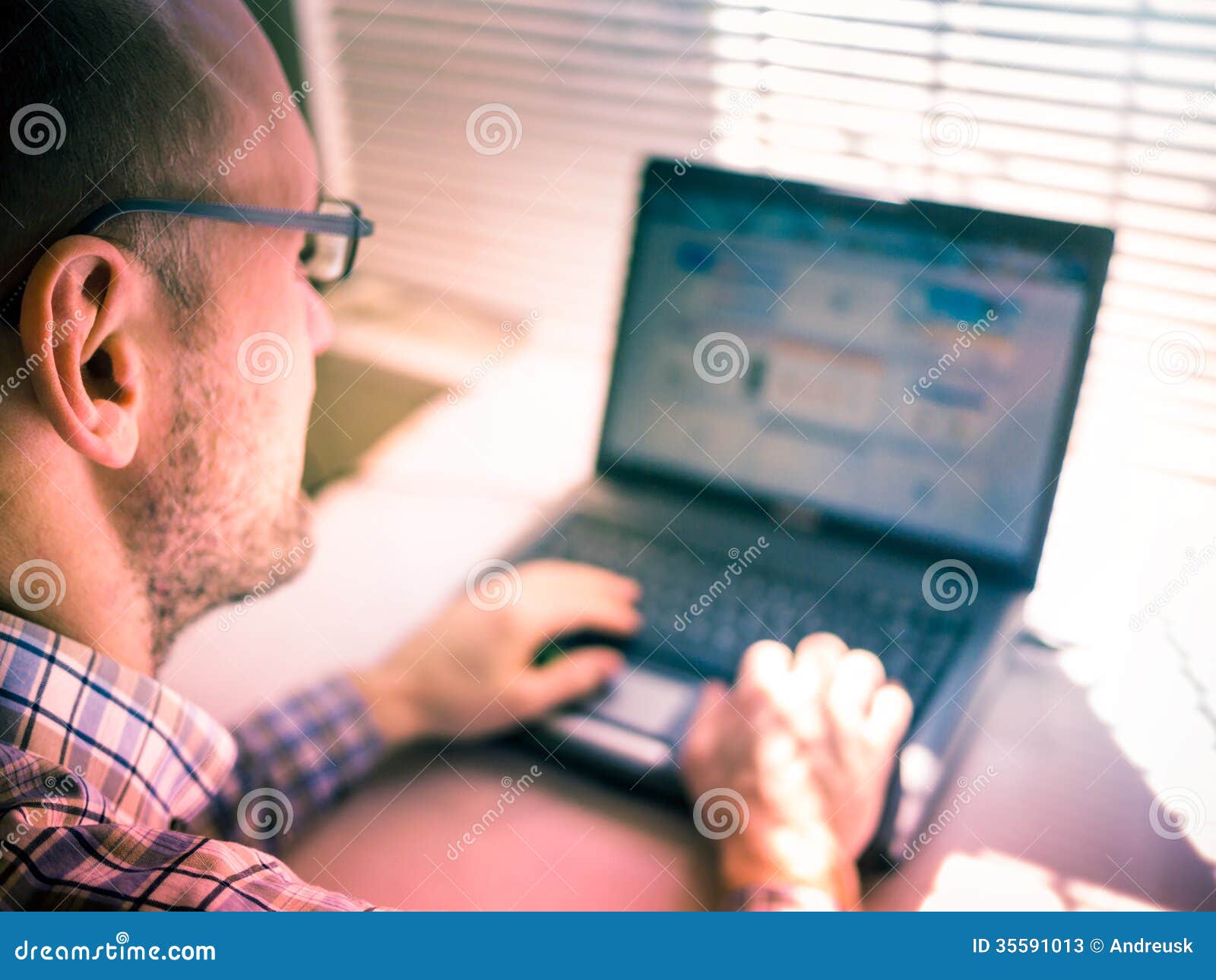 Mens Die Aan Computer Werken Stock Afbeelding - Image of codeur ...