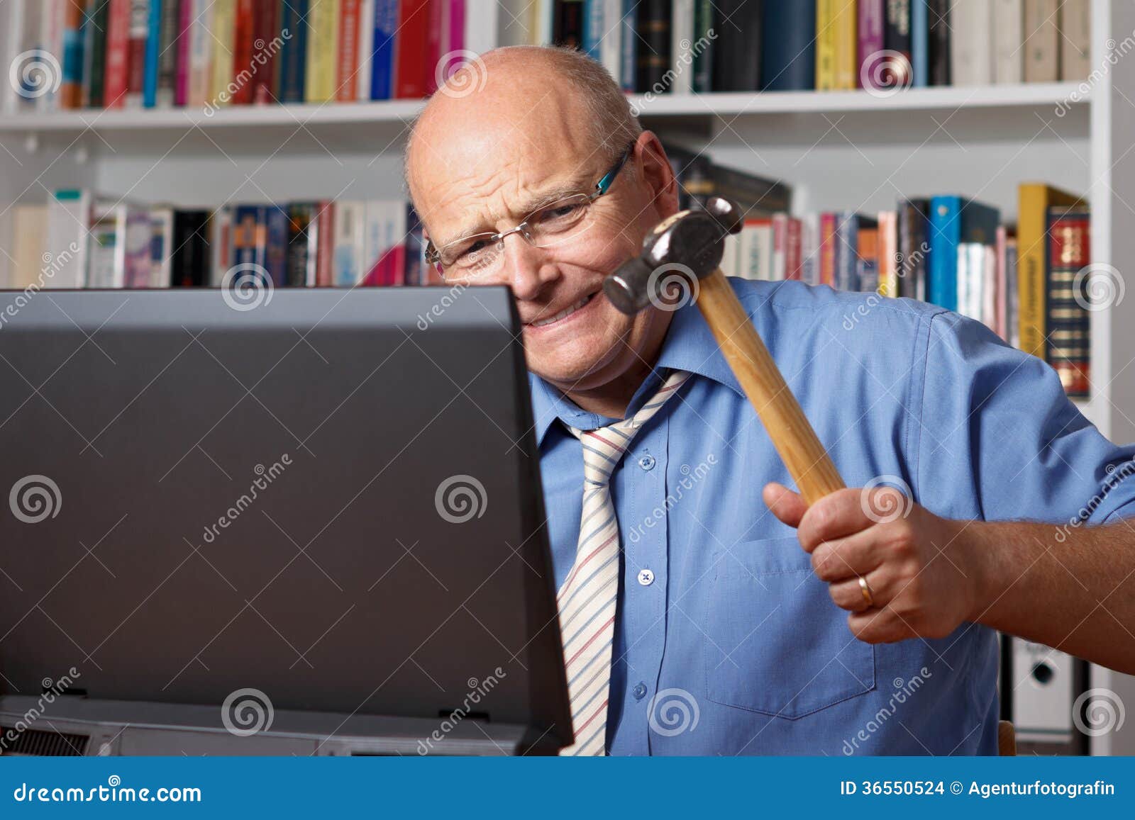 Mens Die Computer Met Hamer Raken Stock Foto - Image of functioneren ...