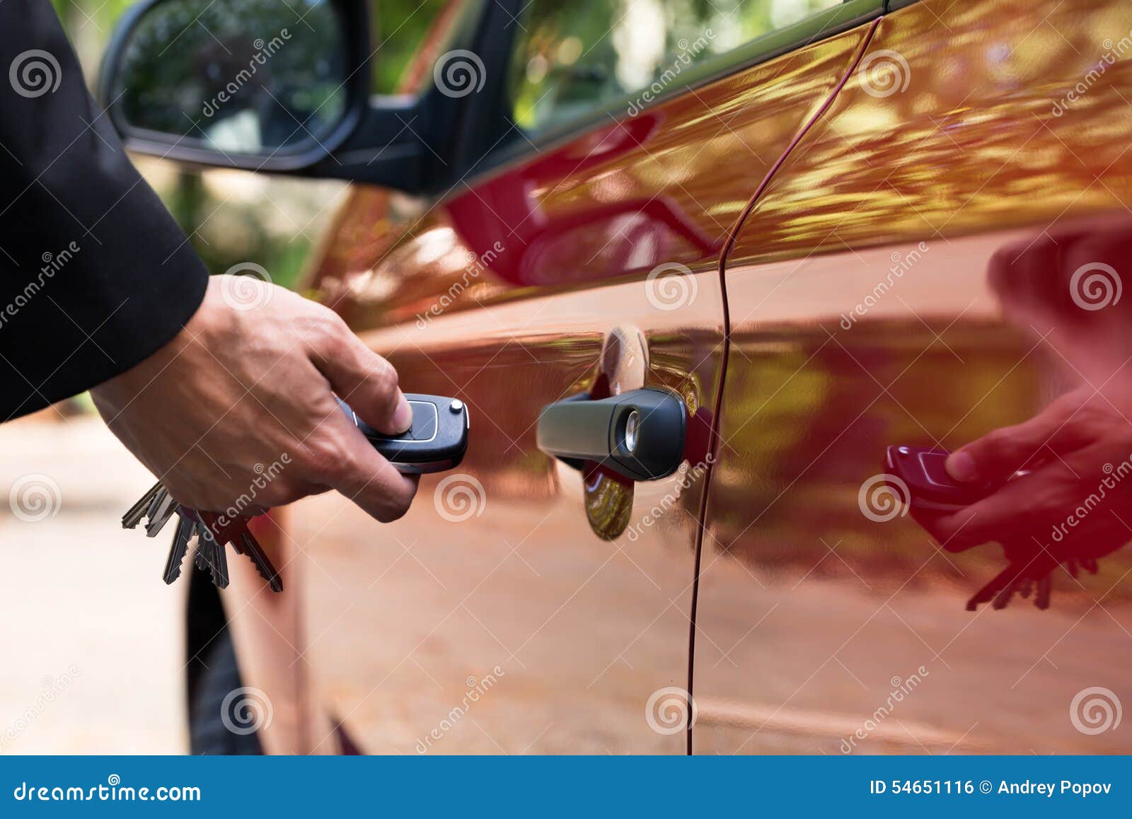 Mens Die De Autodeur Met Afstandsbediening Openen Stock Foto - Image of ...