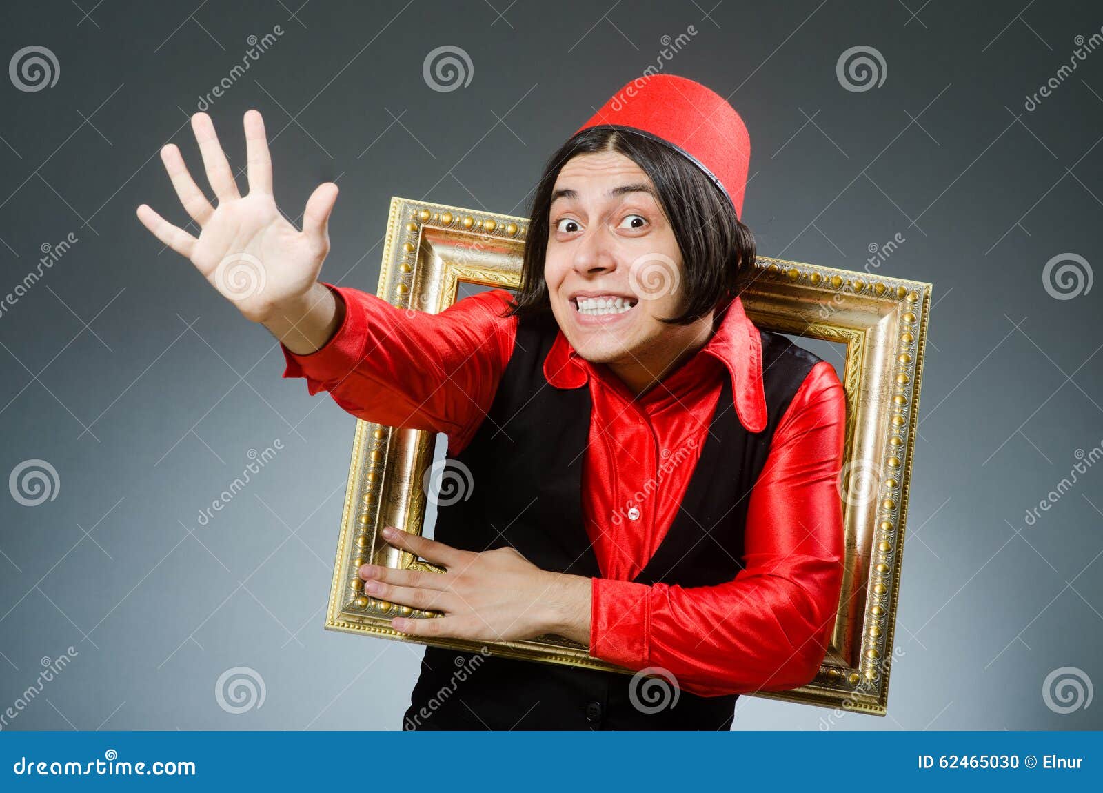 Mens Die De Rode Hoed Van Fez Dragen Stock Foto - Image of oostelijk ...