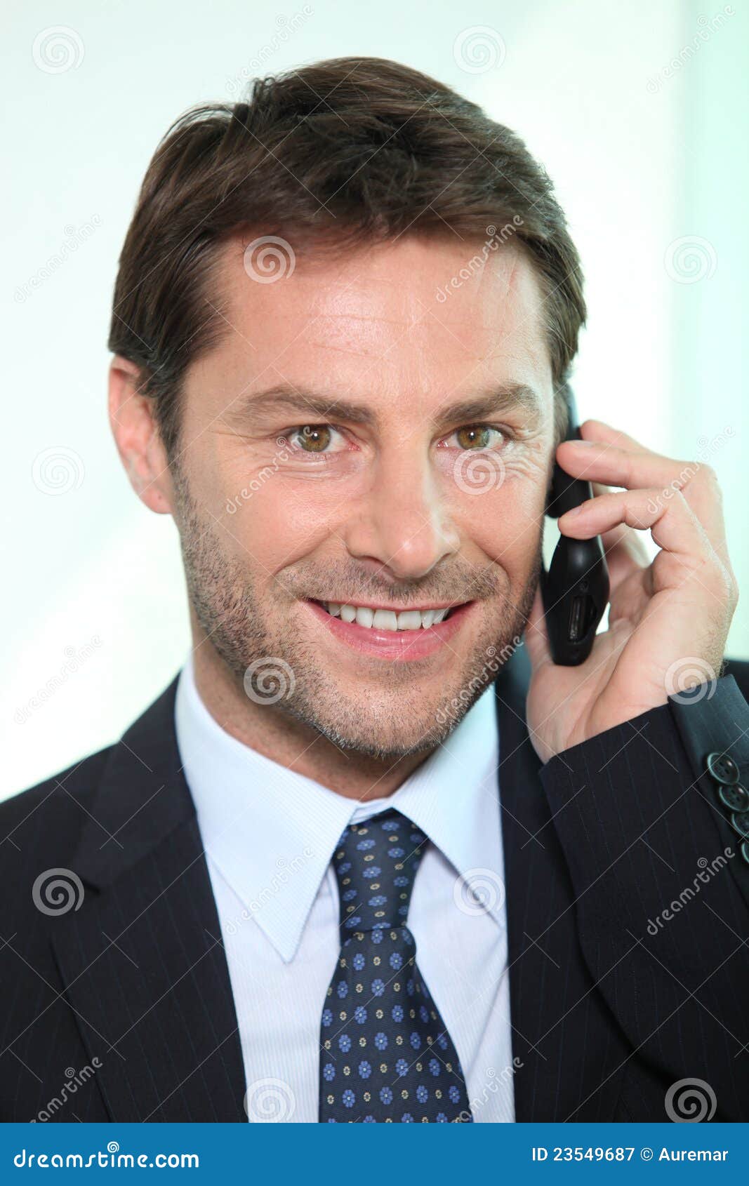 Mens Die Een Telefoon Met Behulp Van Stock Afbeelding - Image of ...