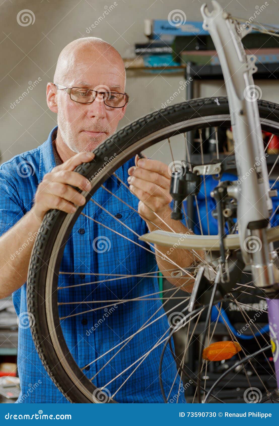 Mens Die Fiets in Zijn Workshop Herstellen Stock Foto - Image of ...