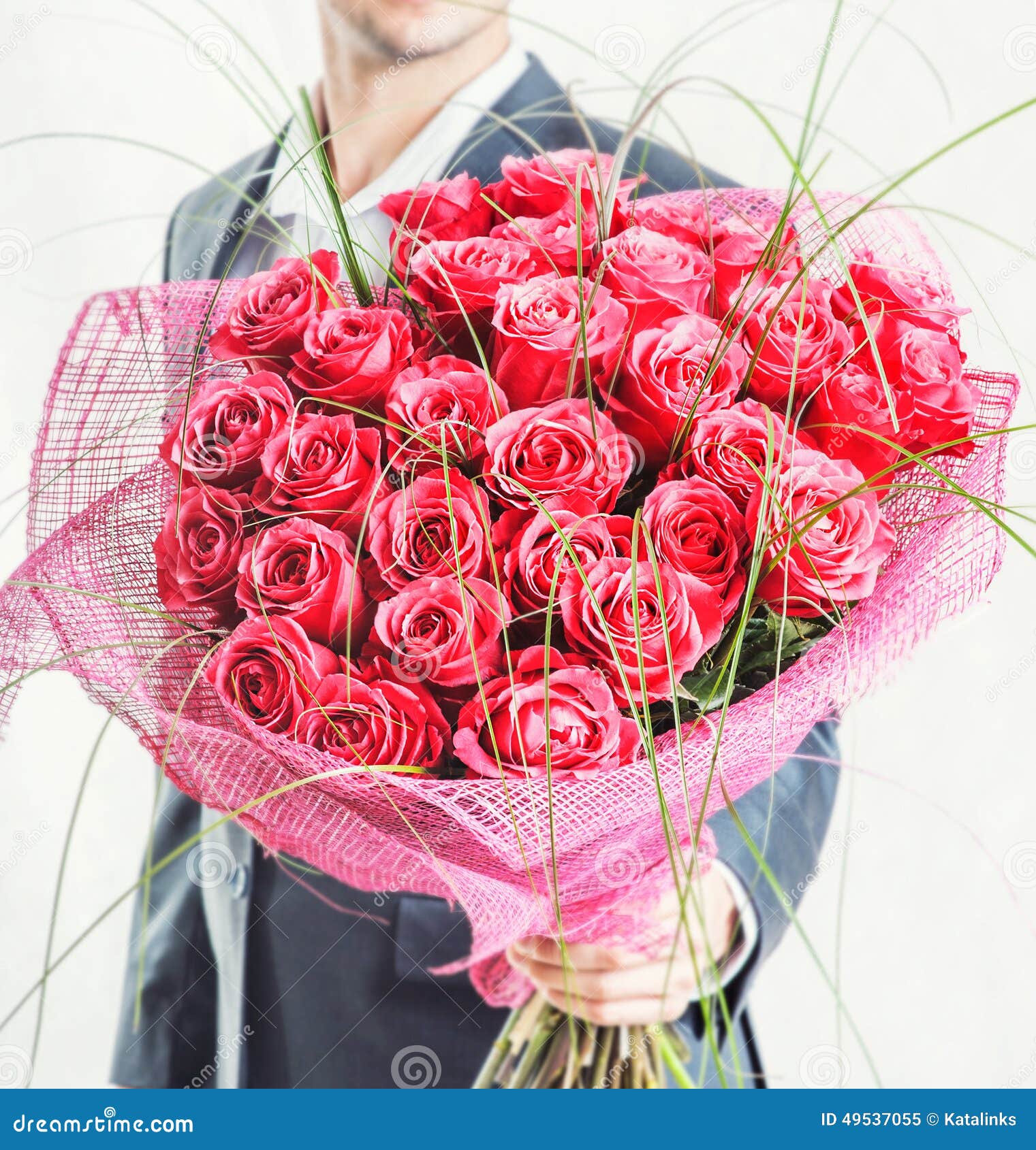 Mens Die Grote Bos Van Rode Rozen Houden Stock Afbeelding - Image of ...