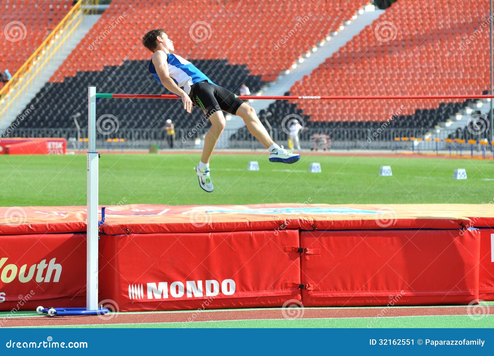 Mens Die Hoogspringen Maken Redactionele Foto - Image of atleet, blauw ...