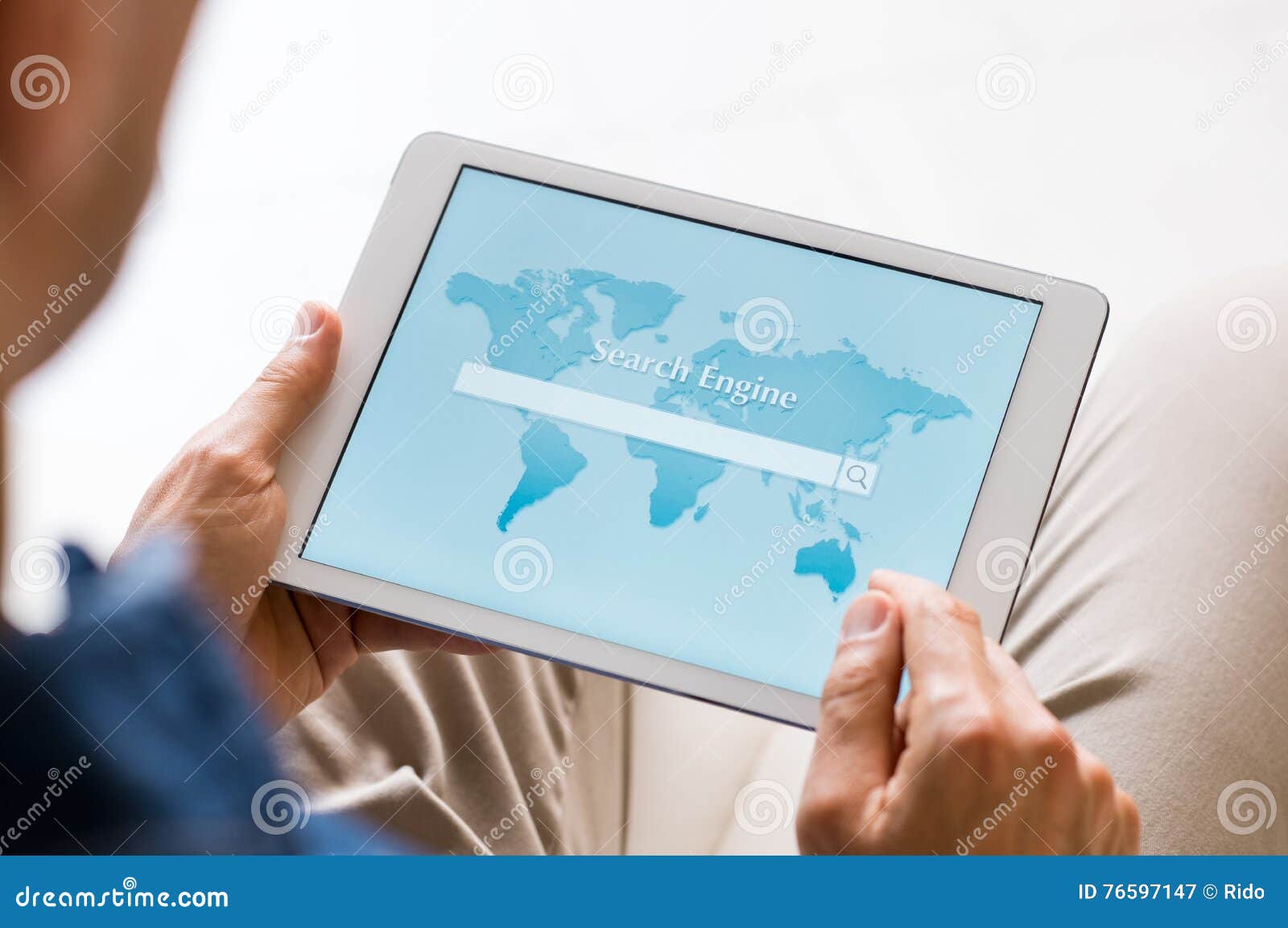 Mens Die Internet-tablet Gebruiken Stock Afbeelding - Image of zoeken ...