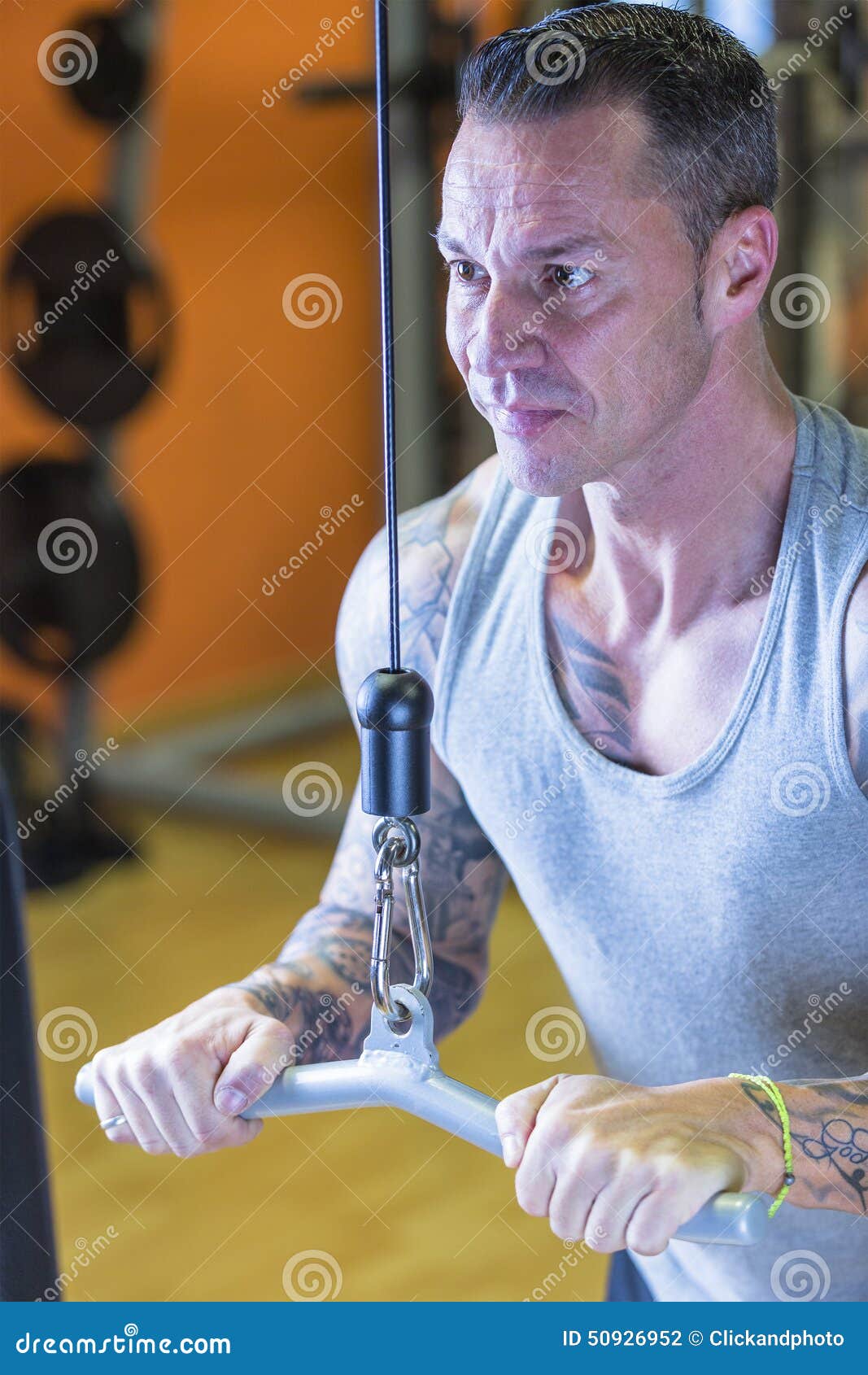 Mens Die Katrol Maken Pushdown - Trainingroutine Stock Foto - Image of ...