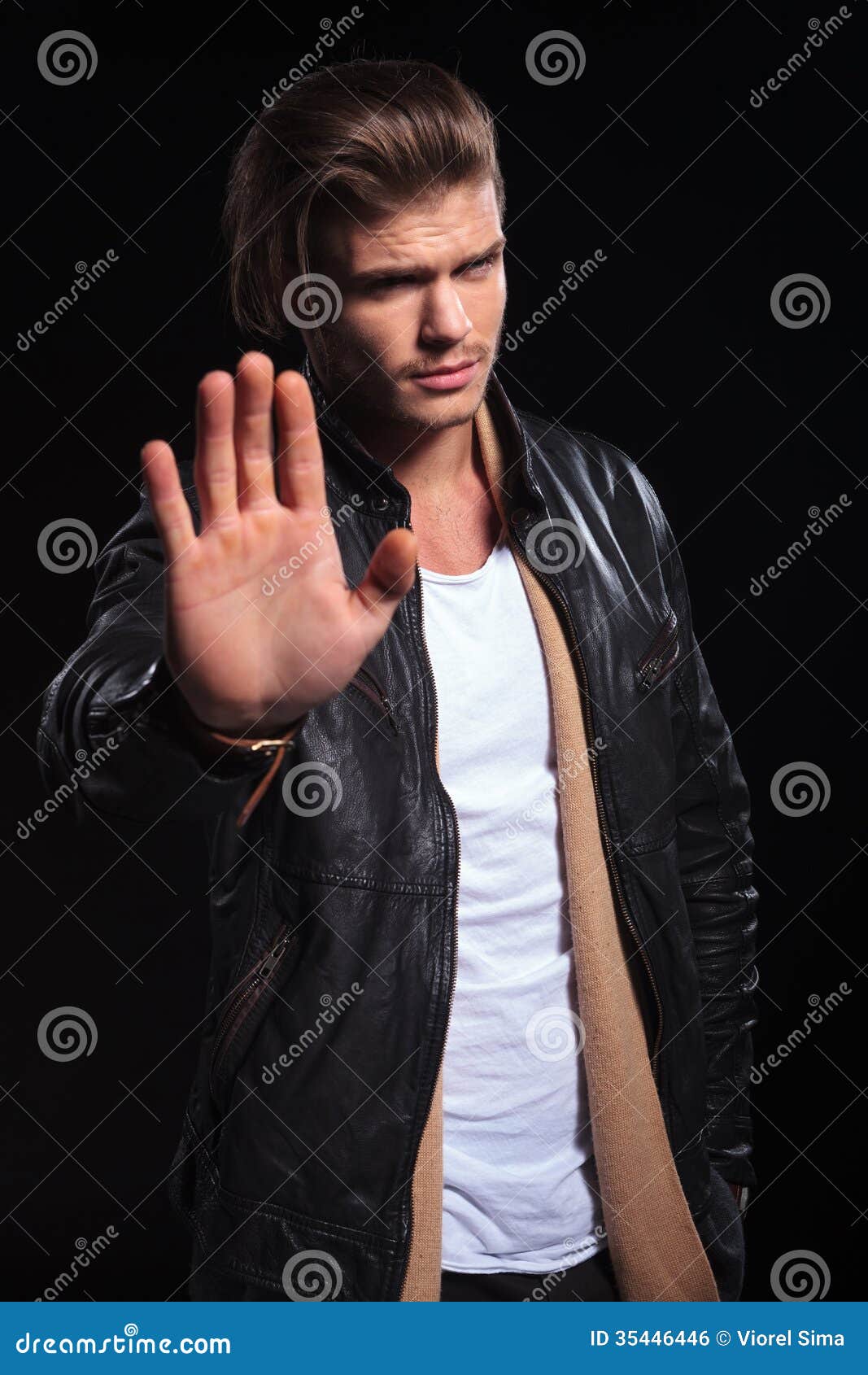 Mens Die in Leerjasje Het Gebaar Van De Eindehand Maken Stock Foto ...