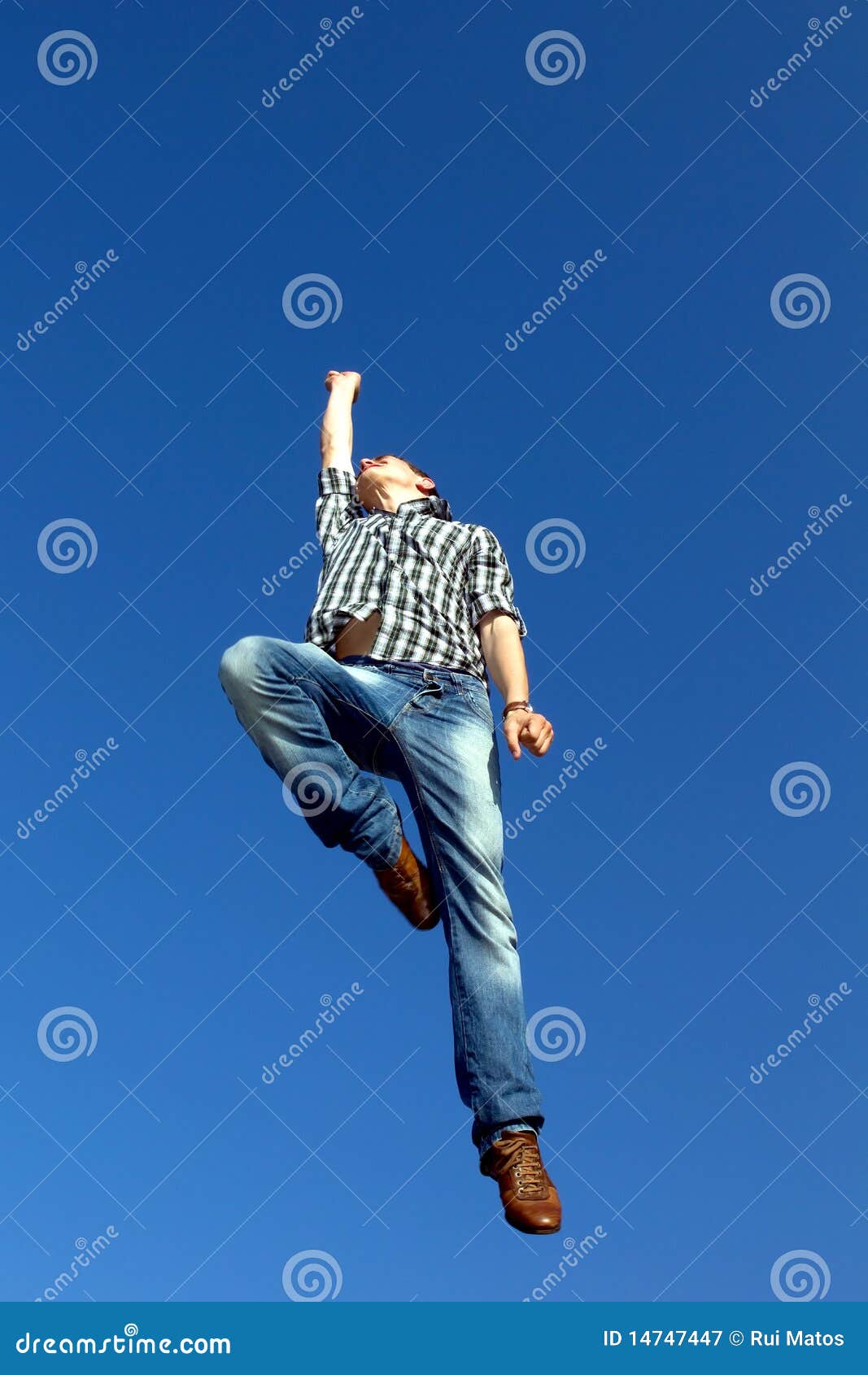 Mens die in lucht springt stock afbeelding. Image of springend - 14747447