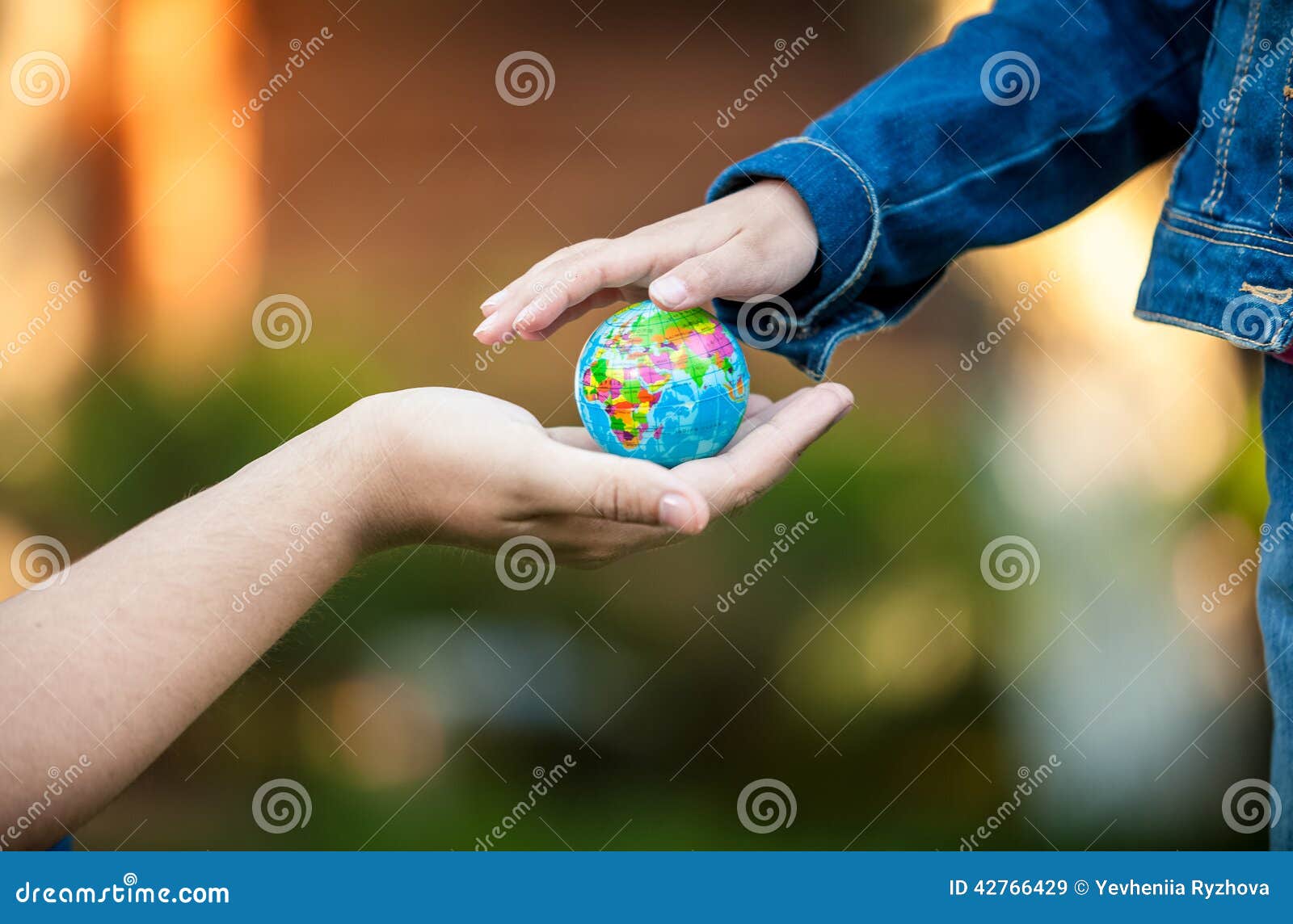 Mens Die Meisjebol Op Hand Geven Stock Afbeelding - Image of greep ...