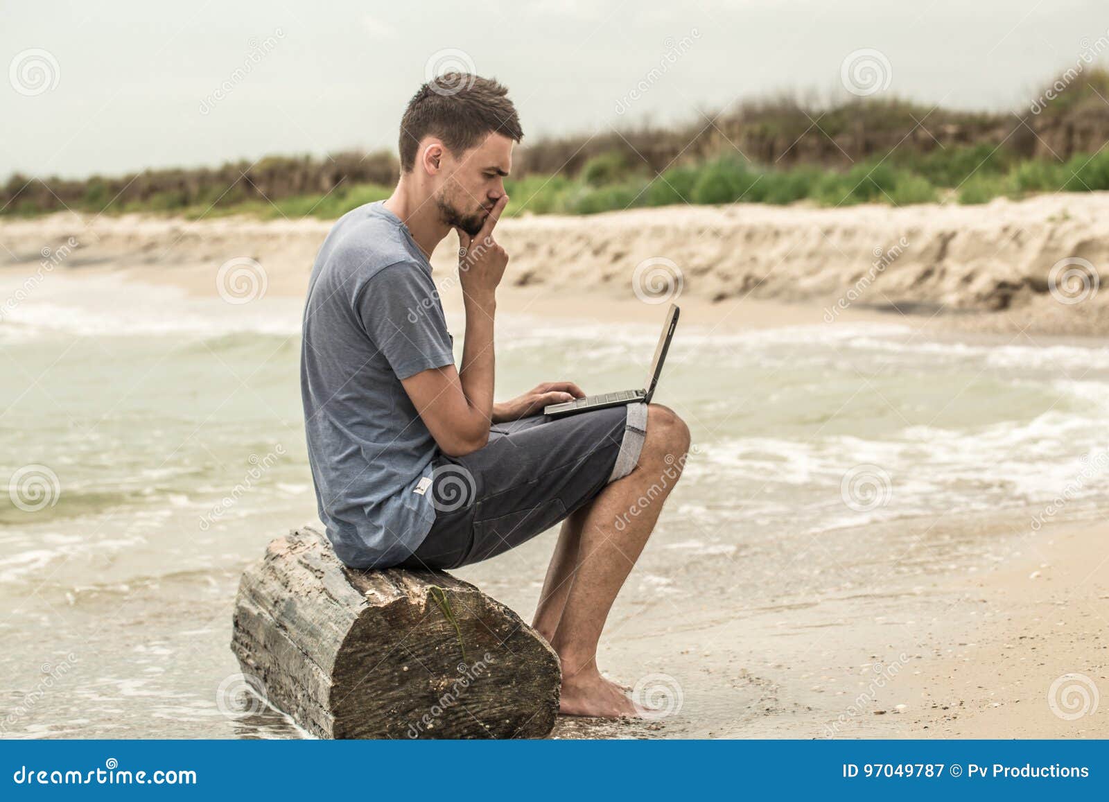 Mens Die Met Computer Aan Het Strand Werken Stock Afbeelding - Image of ...