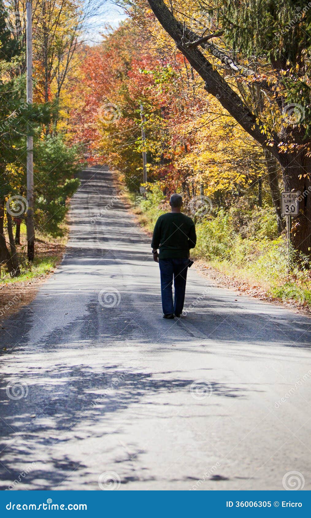 Mens Die Onderaan De Weg Lopen Stock Afbeelding - Image of licht ...