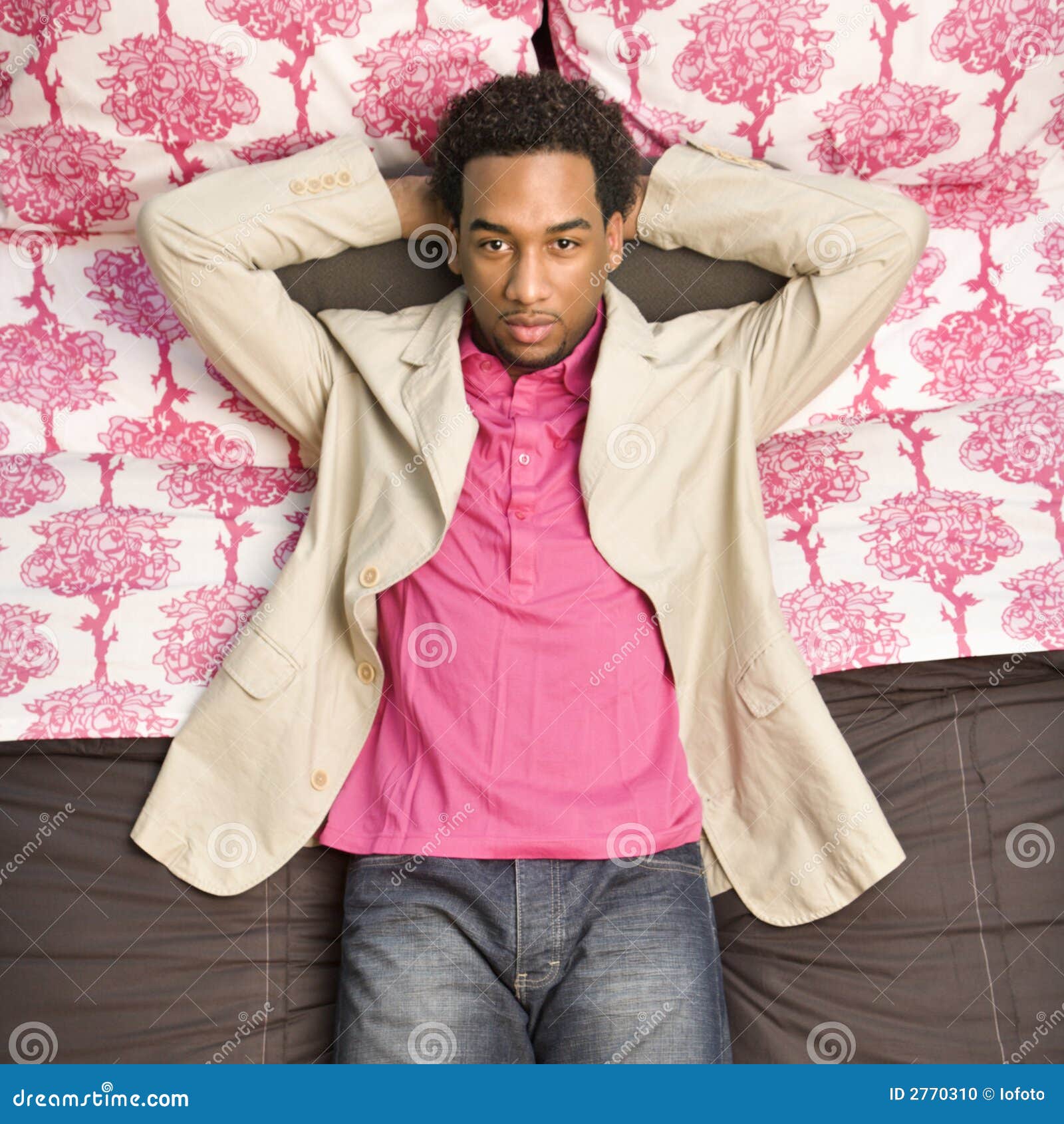 Mens die op bed legt. stock foto. Image of achtersteven - 2770310