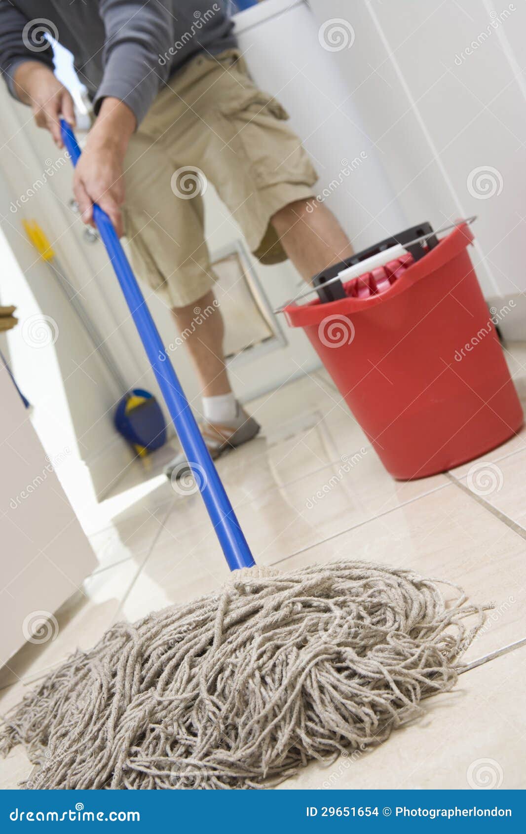 Mens Die Op De Vloer Dweilen Stock Foto - Image of persoon, mensen ...