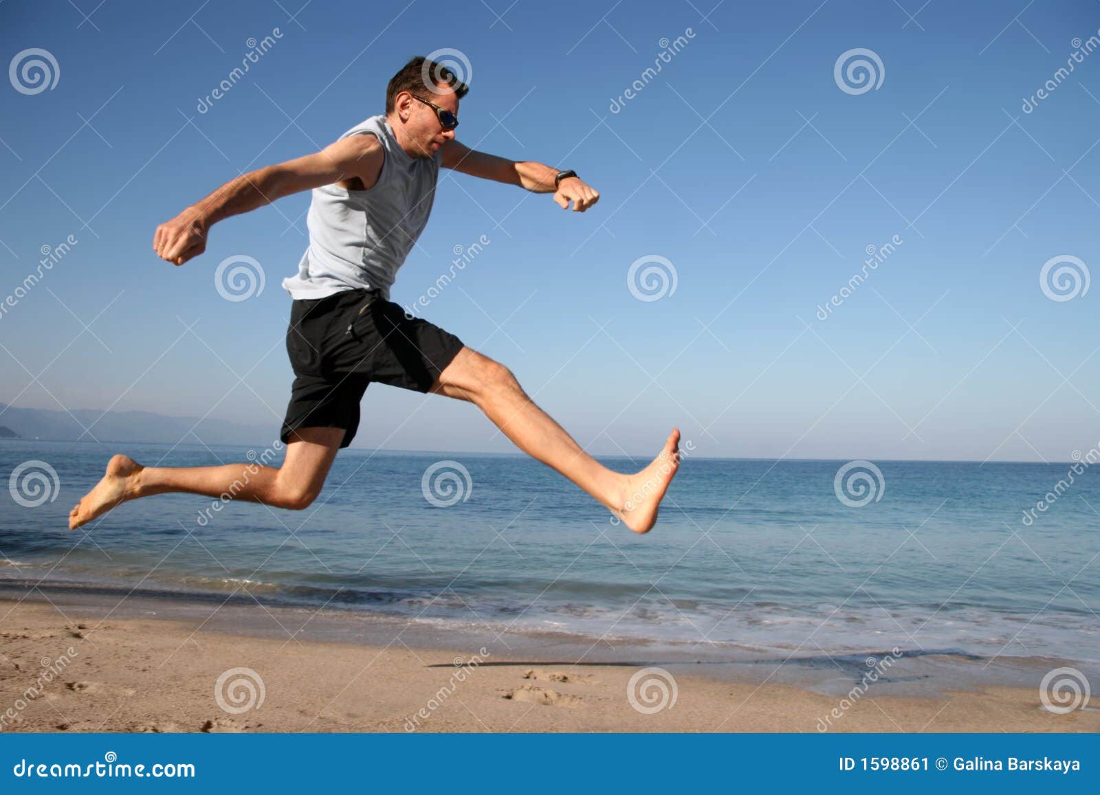 Mens Die Op Het Strand Springt Stock Afbeelding - Image of gelukkig ...