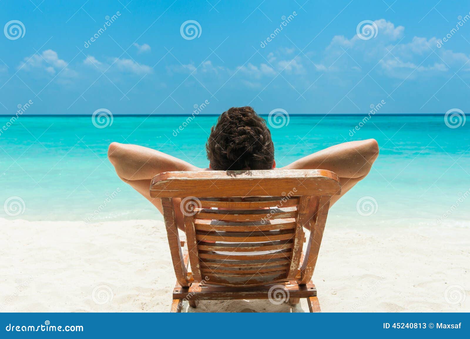 Mens die op strand rust stock afbeelding. Image of vakantie - 45240813