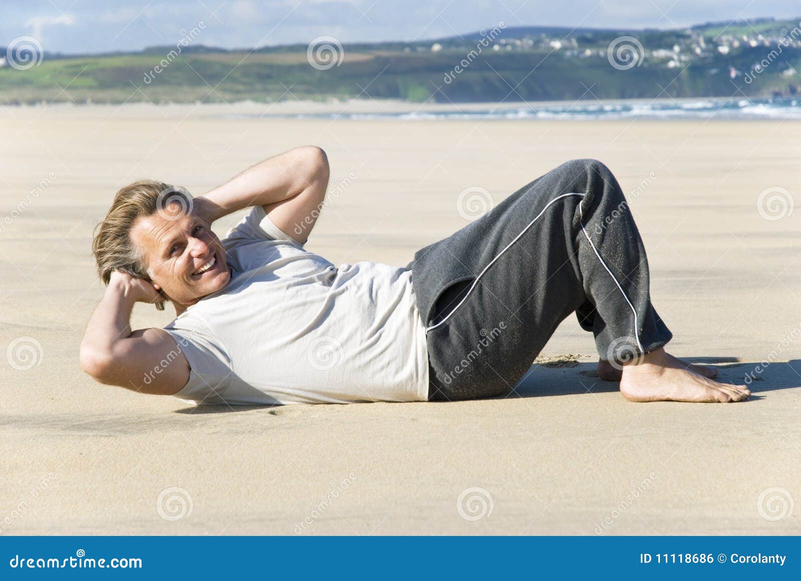 Mens Die Op Strand Uitoefent. Stock Foto - Image of hobby, kaukasisch ...