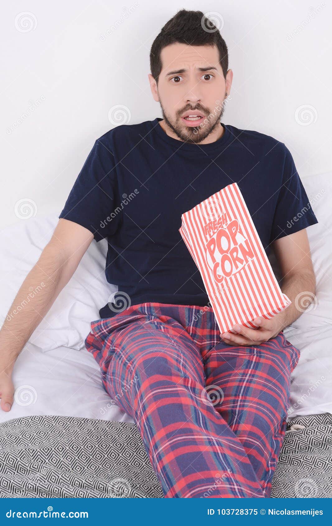 Mens Die Popcorn Eten En Op Films Letten Stock Afbeelding Image Of