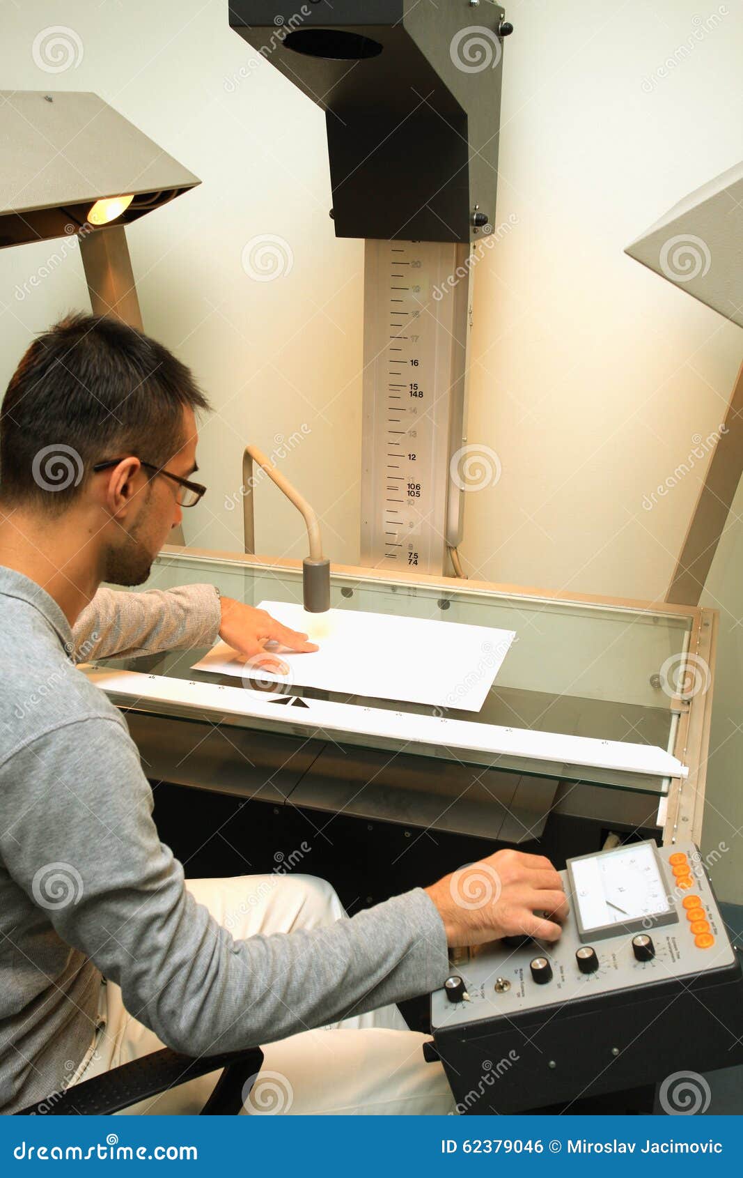 Mens Die Scanner Multifunctioneel Apparaat in Bureau Met Behulp Van ...