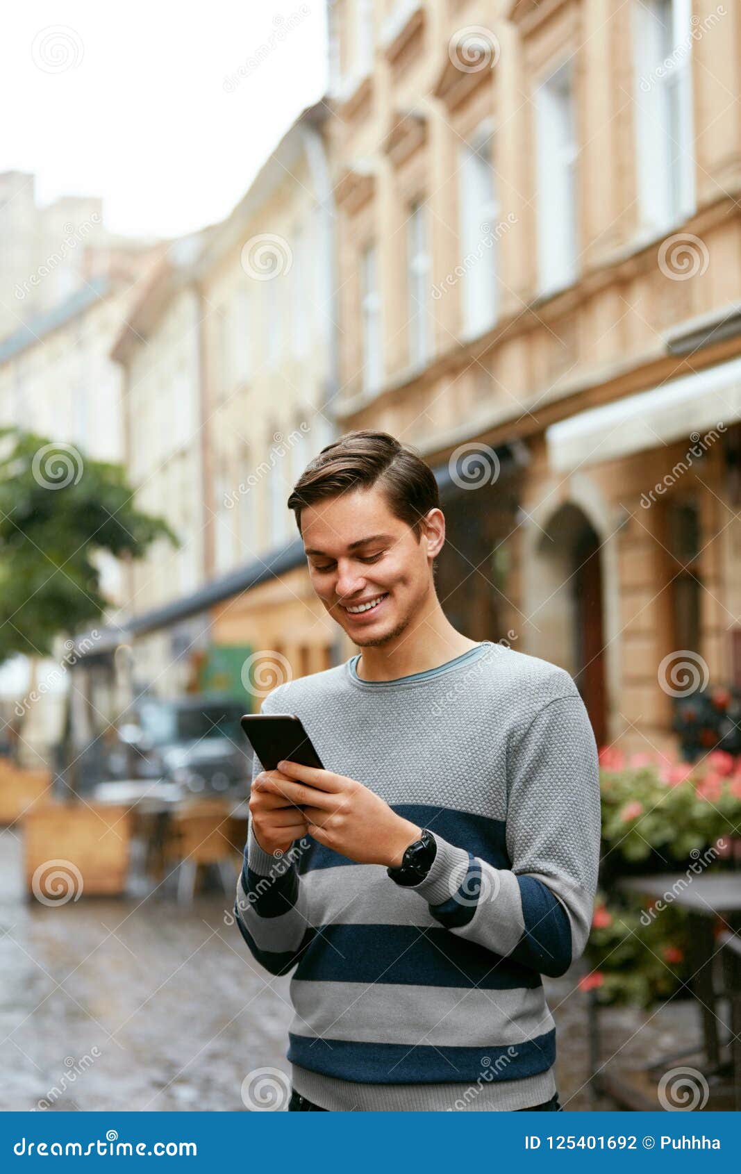Mens Die Telefoon Op Straat Met Behulp Van Stock Foto - Image of ...