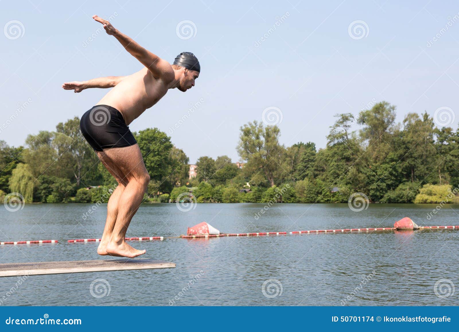 Mens Die Van Duikplank Bij Zwembad Springen Stock Foto - Image of ...