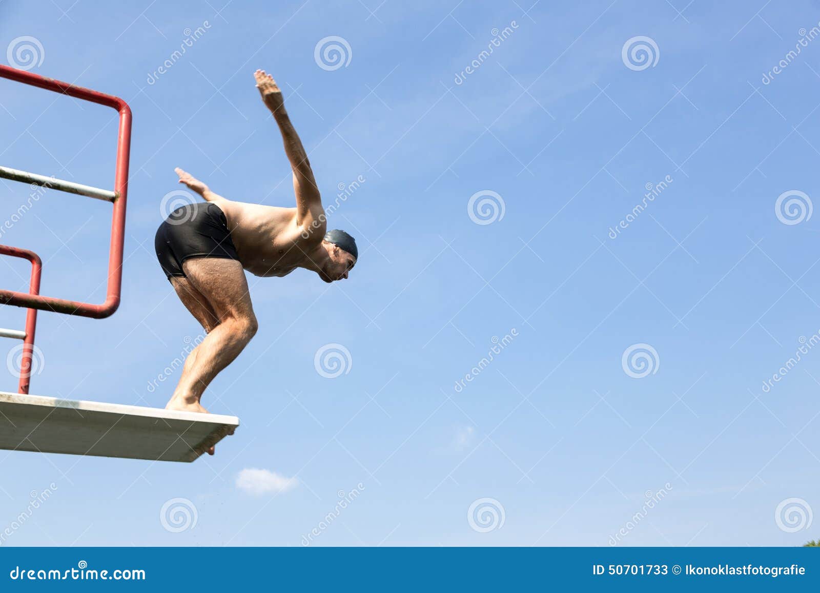 Mens Die Van Duikplank Bij Zwembad Springen Stock Afbeelding - Image of ...