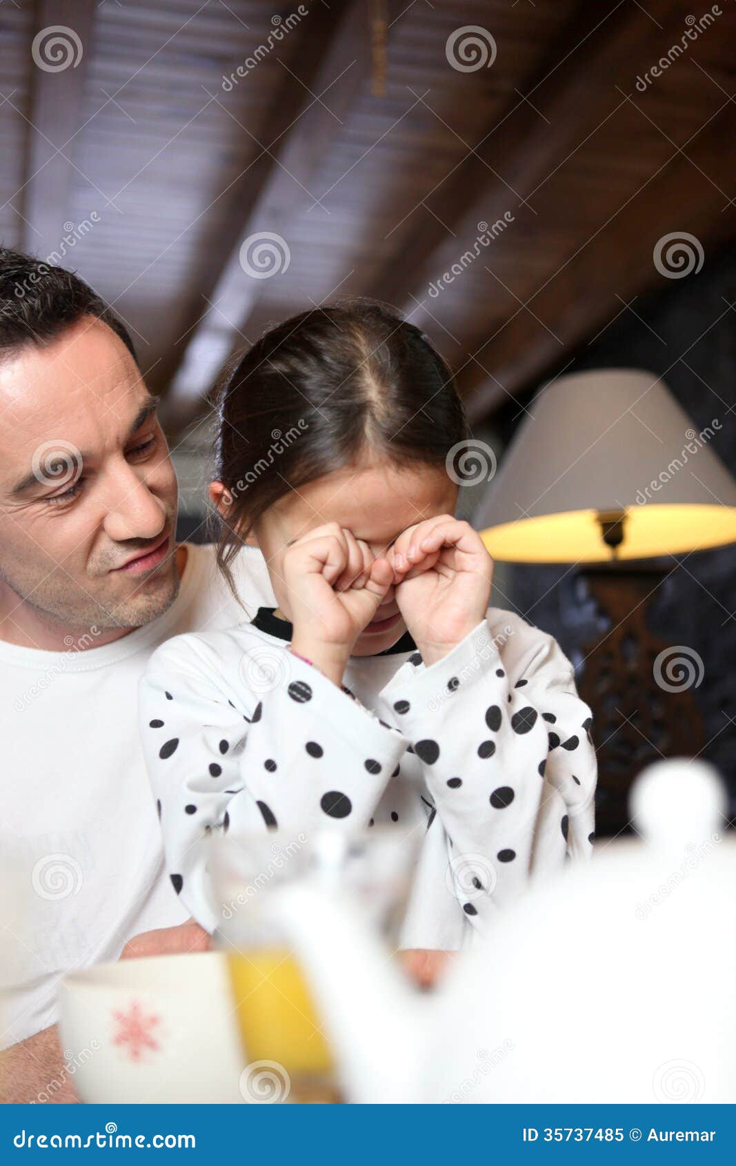 Mens Die Zijn Dochter Troosten Stock Afbeelding - Image of bedrijf ...