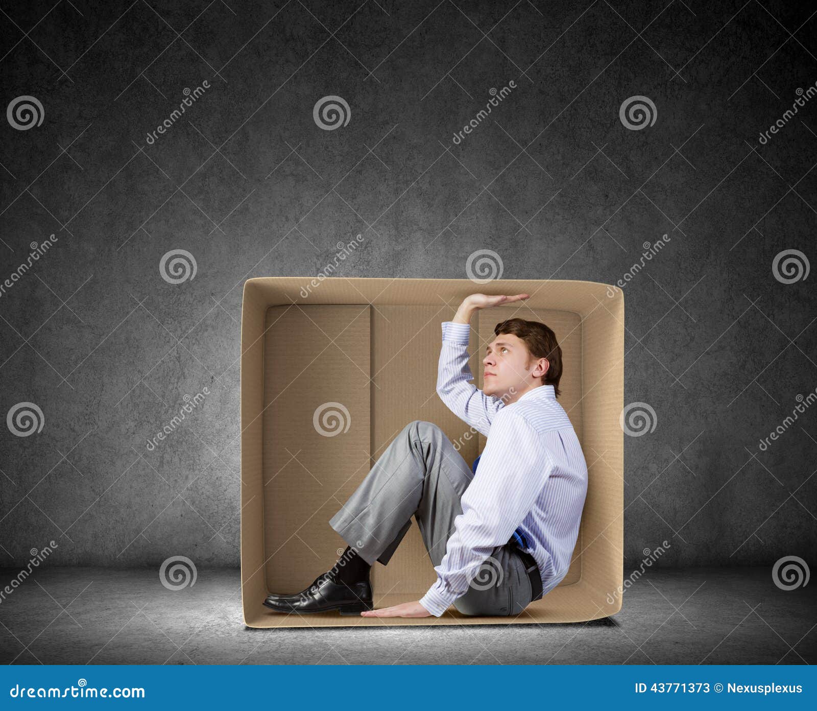 Mens in doos stock afbeelding. Image of plaats, ontslagen - 43771373