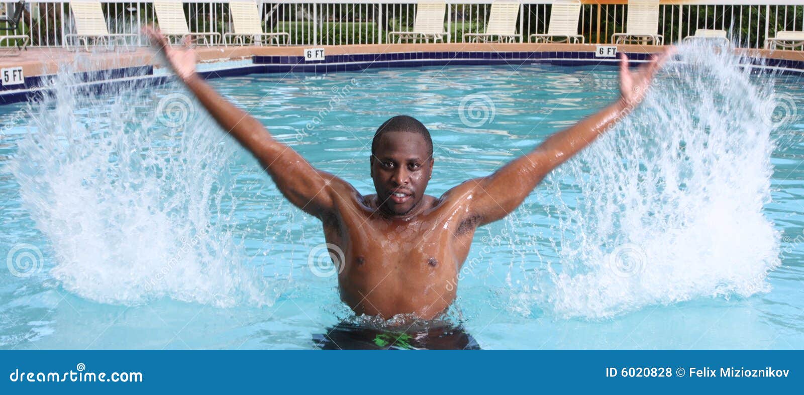 Mens in een Pool stock foto. Image of plons, omhoog, shirtless - 6020828