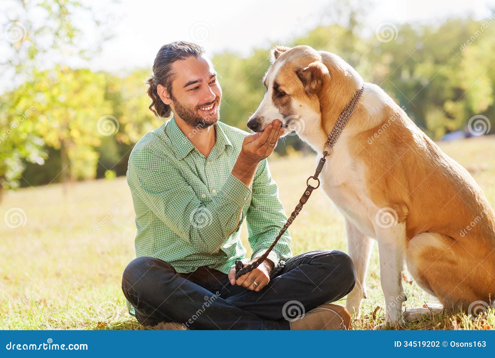 Mens en hond stock foto. Image of gelukkig, geluk, knuffelen - 34519202