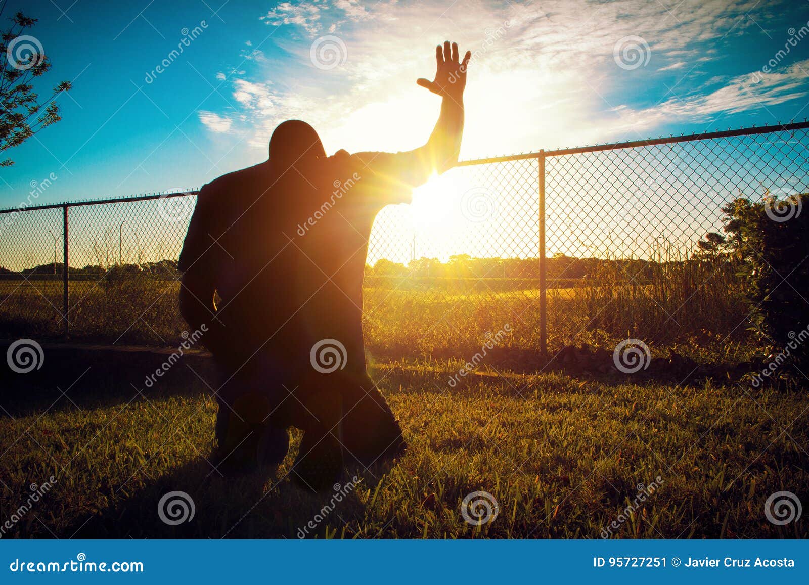 Mens Het Knielen Het Bidden in De Ochtend Stock Afbeelding - Image of ...