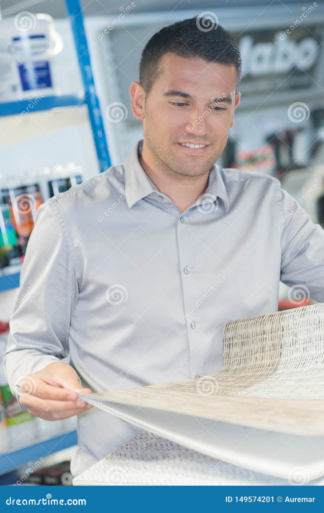 Mens Het Kopen Behang Bij Ijzerhandel Voor Doe-het-zelf- Project Stock ... Mens Het Kopen Behang Bij Ijzerhandel Voor Doe-het-zelf- Project Stock ...