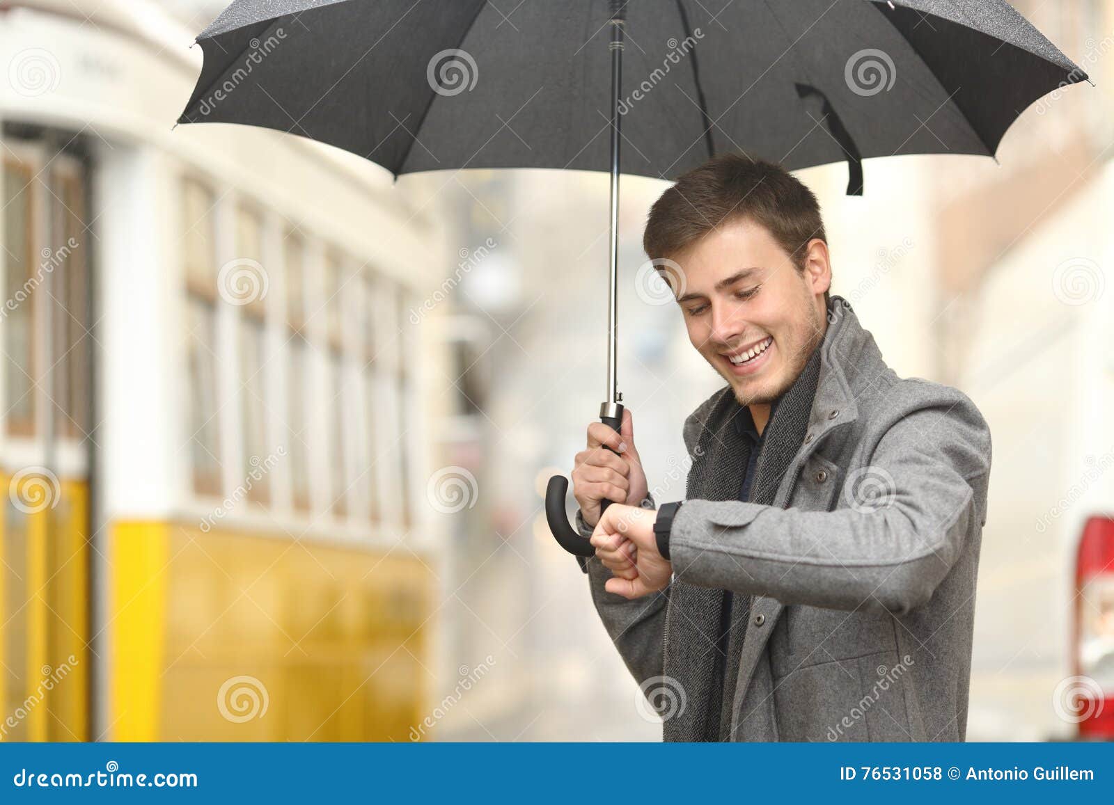 Mens Het Raadplegen Informatie in Een Smartwatch Stock Foto - Image of ...