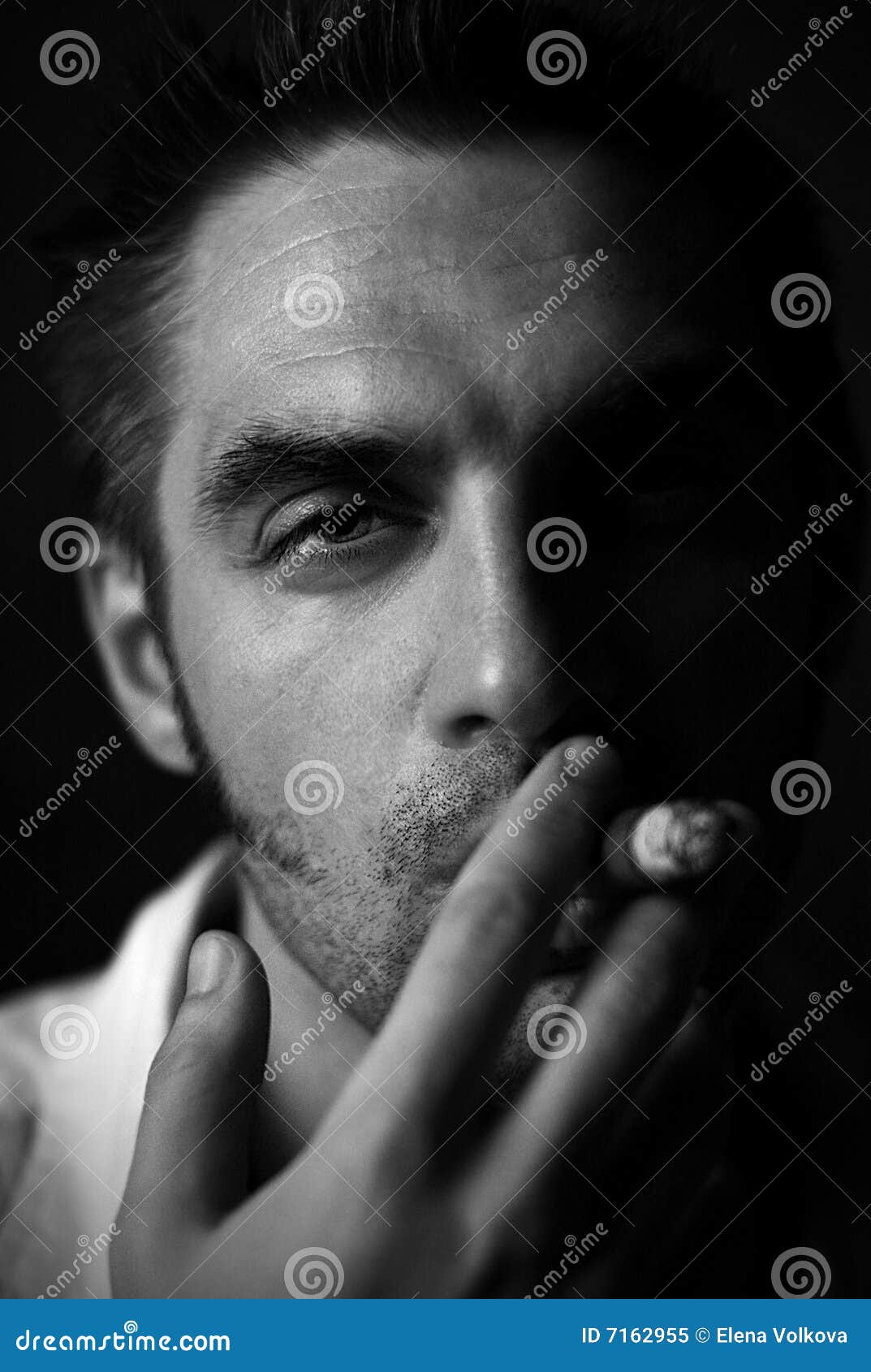 Mens met een sigaar stock afbeelding. Image of aantrekkingskracht - 7162955