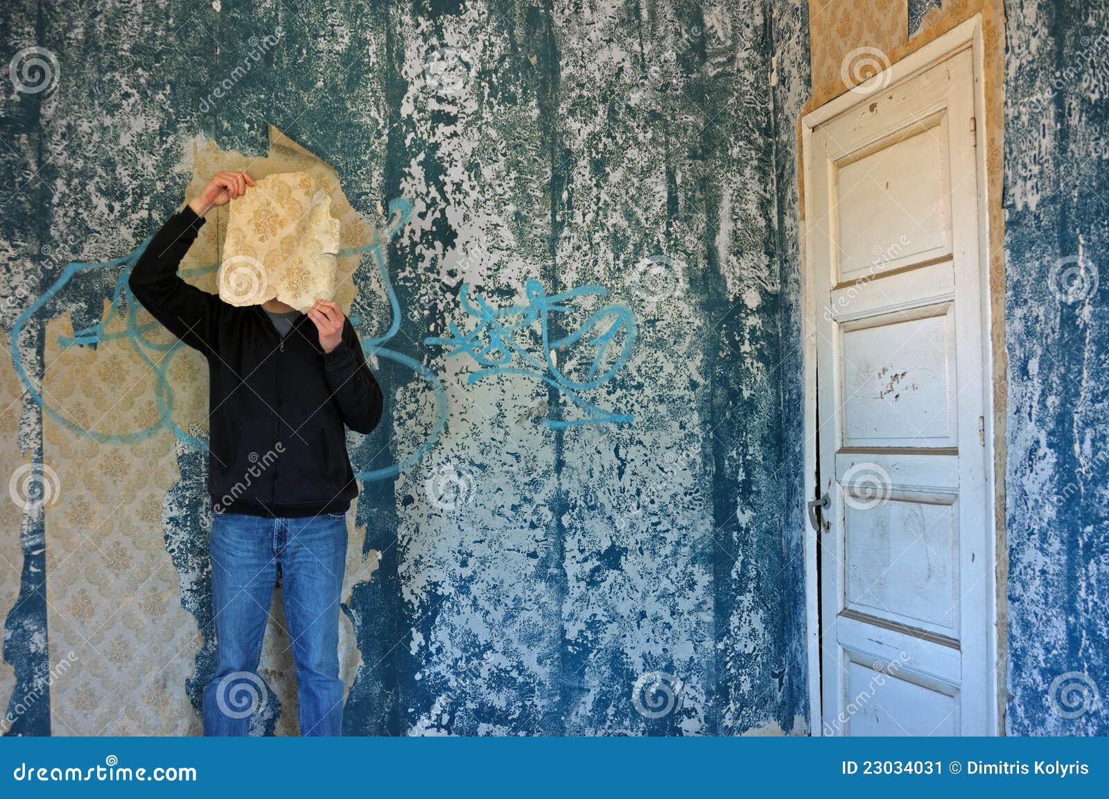 Mens met gescheurd behang stock afbeelding. Image of slordig - 23034031