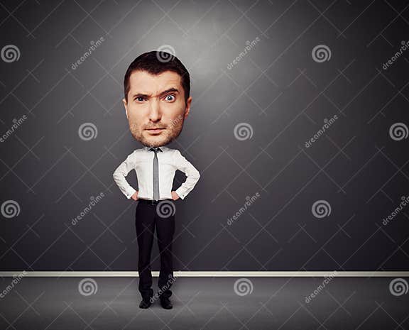 Mens met groot hoofd stock foto. Image of pensief, gezicht - 30960696