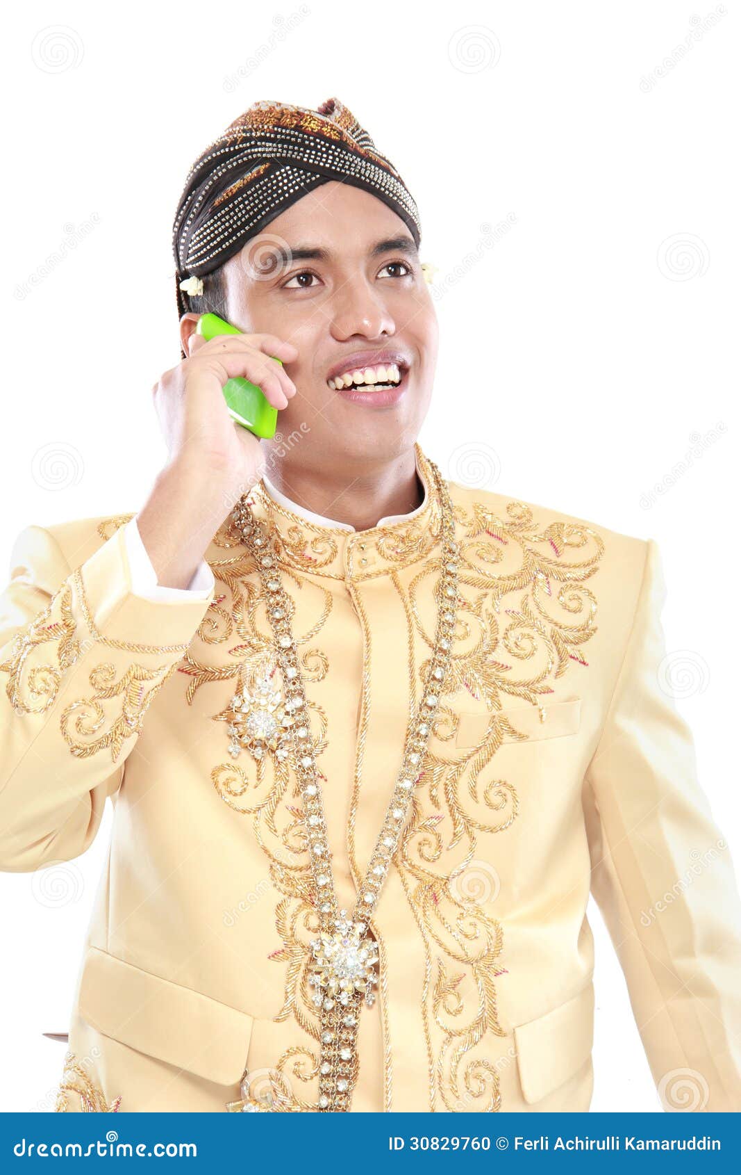 Mens Met Het Traditionele Kostuum Die Van Java Mobiele Telefoon Met ...