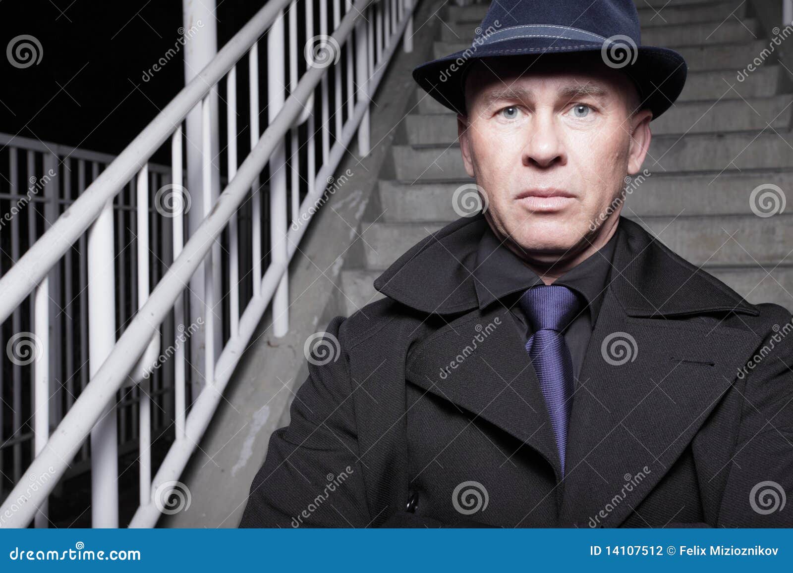 Mens met hoed en laag stock foto. Image of stijlvol, hoed - 14107512